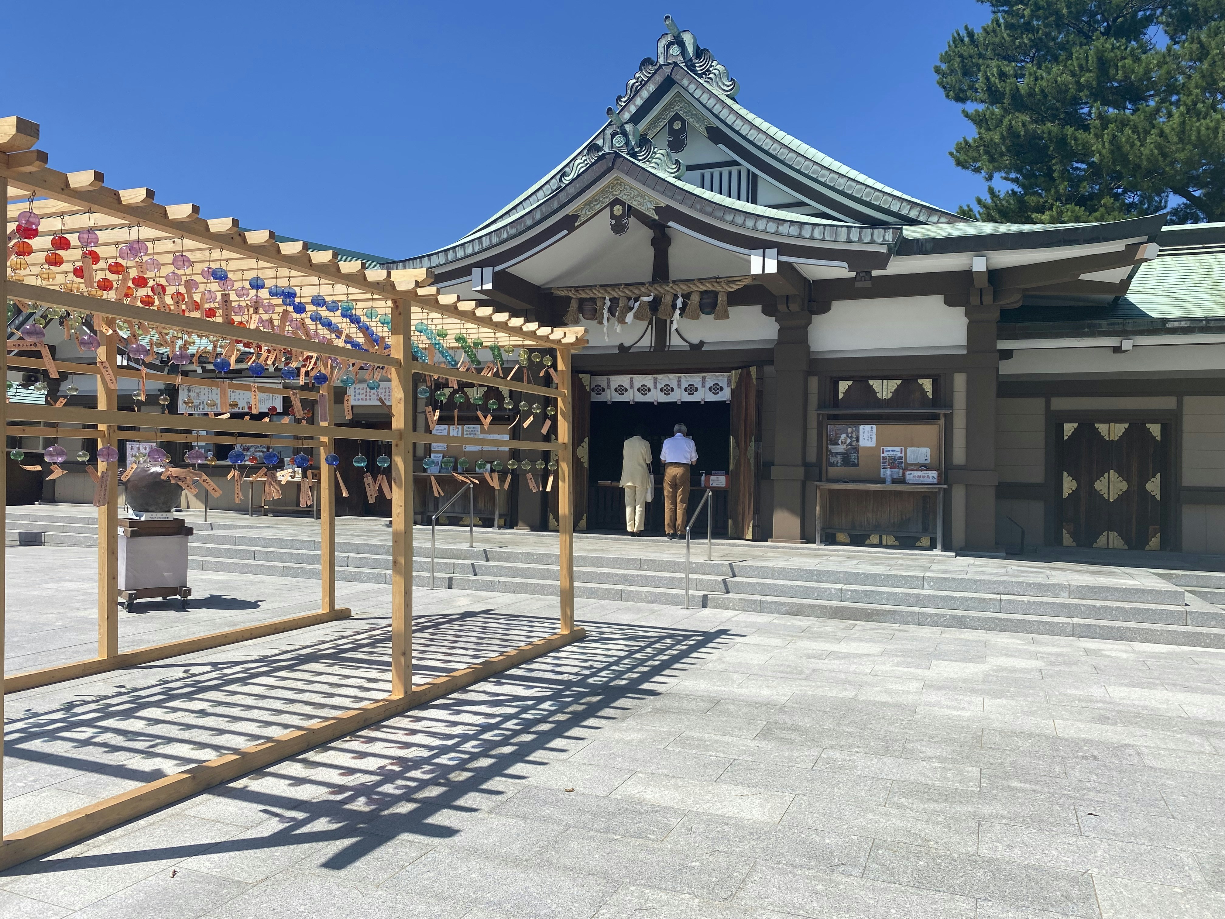 Lantern-Lined Courtyard Framing a Quiet Japanese Temple