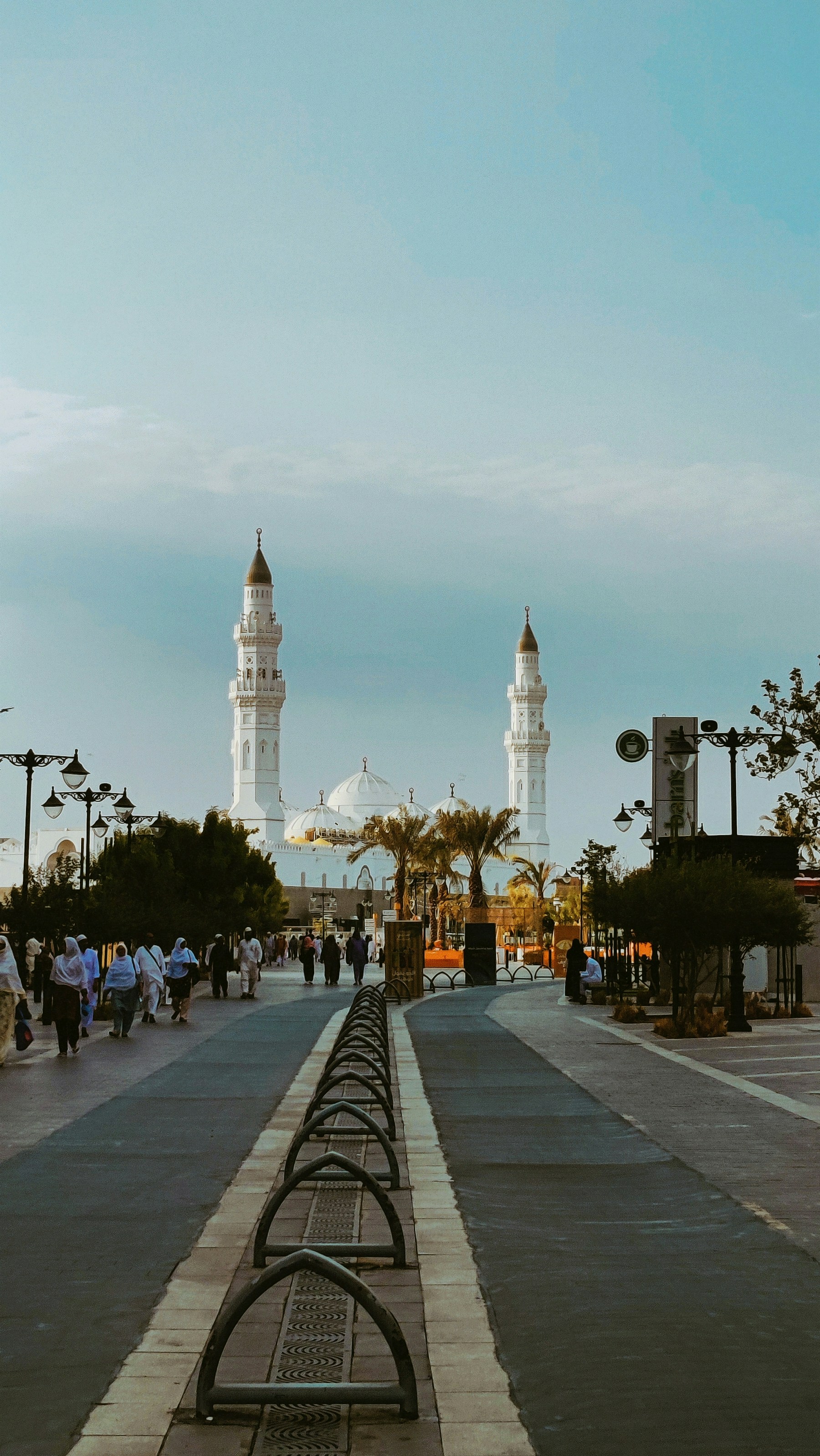 A row of benches sitting on the side of a road photo – Free Masjid quba ...
