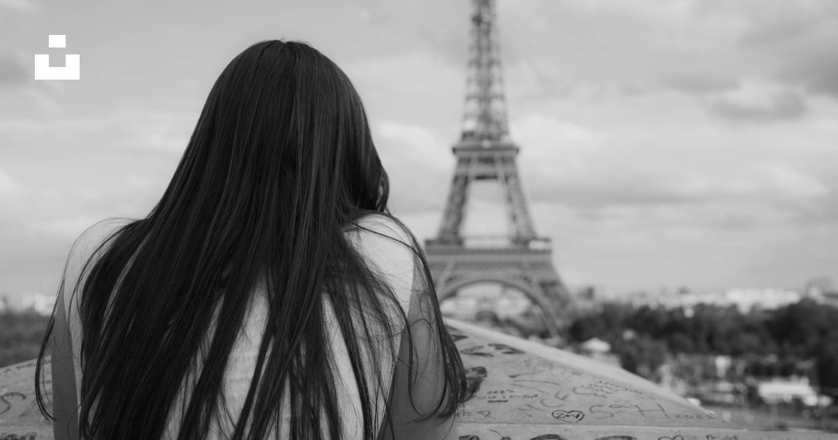 Foto Una Mujer Parada Frente A La Torre Eiffel Imagen París Gratis En