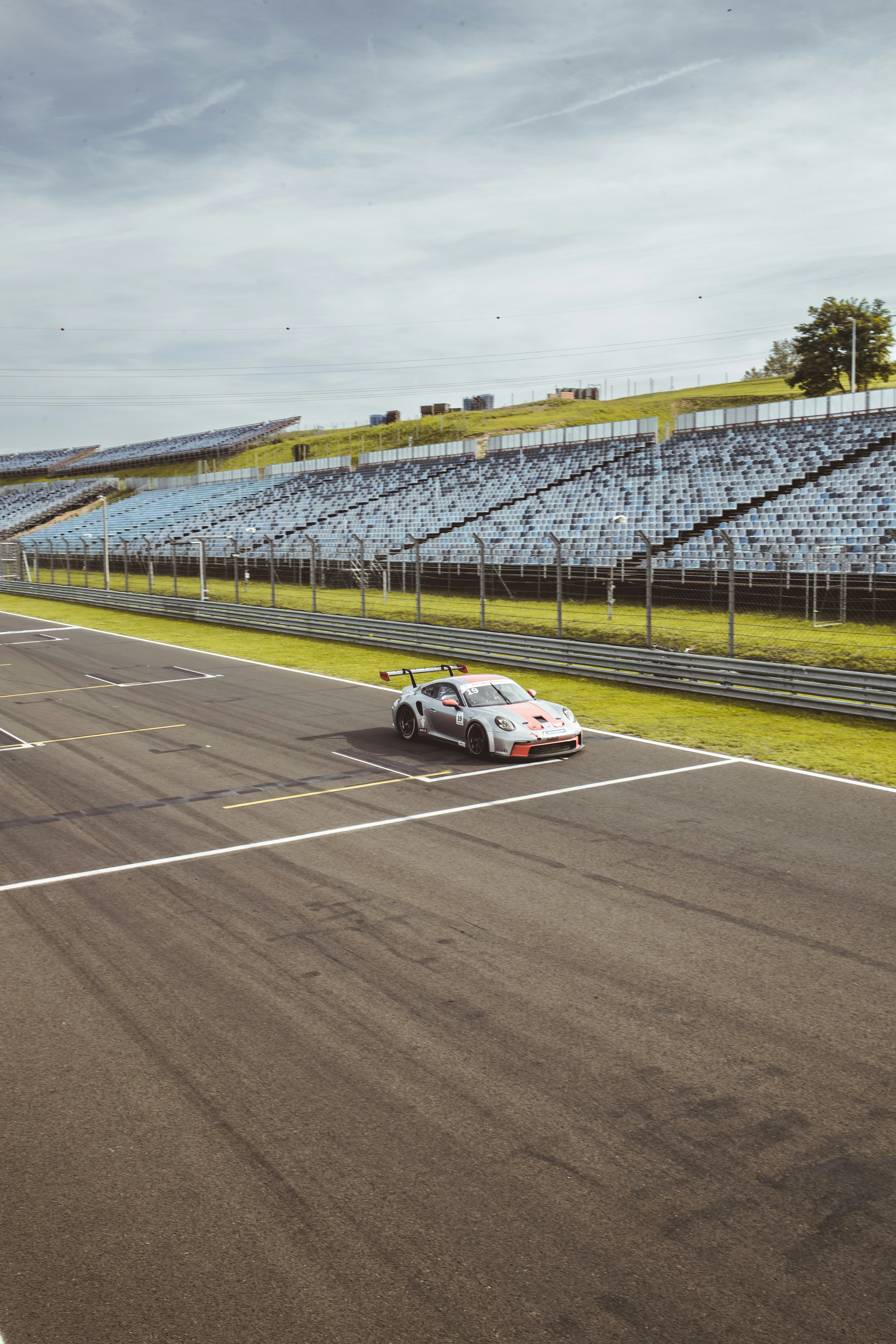 Une voiture de course roulant sur une piste de course photo – Photo ...