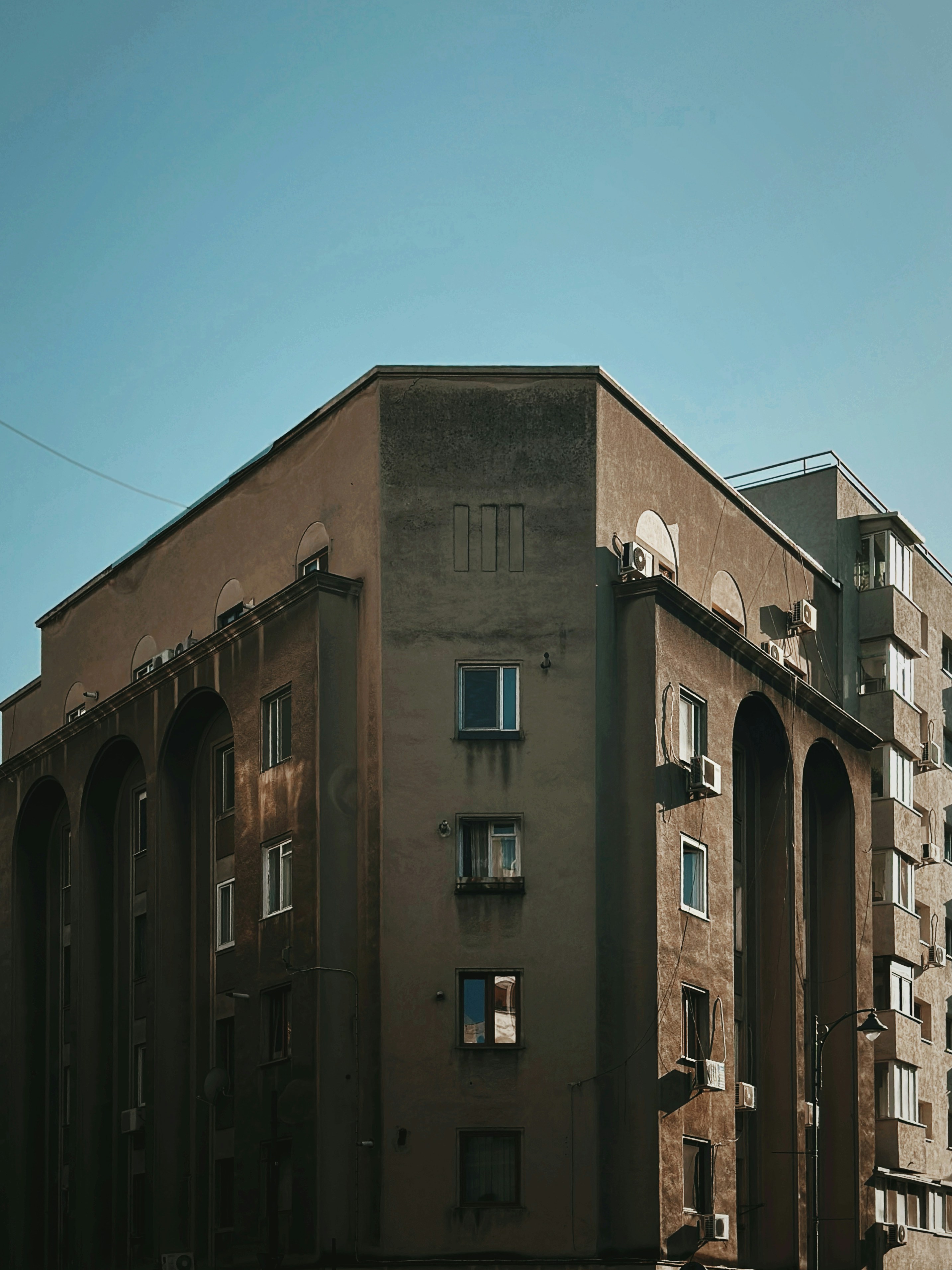 A tall building with a lot of windows on top of it photo – Free ...