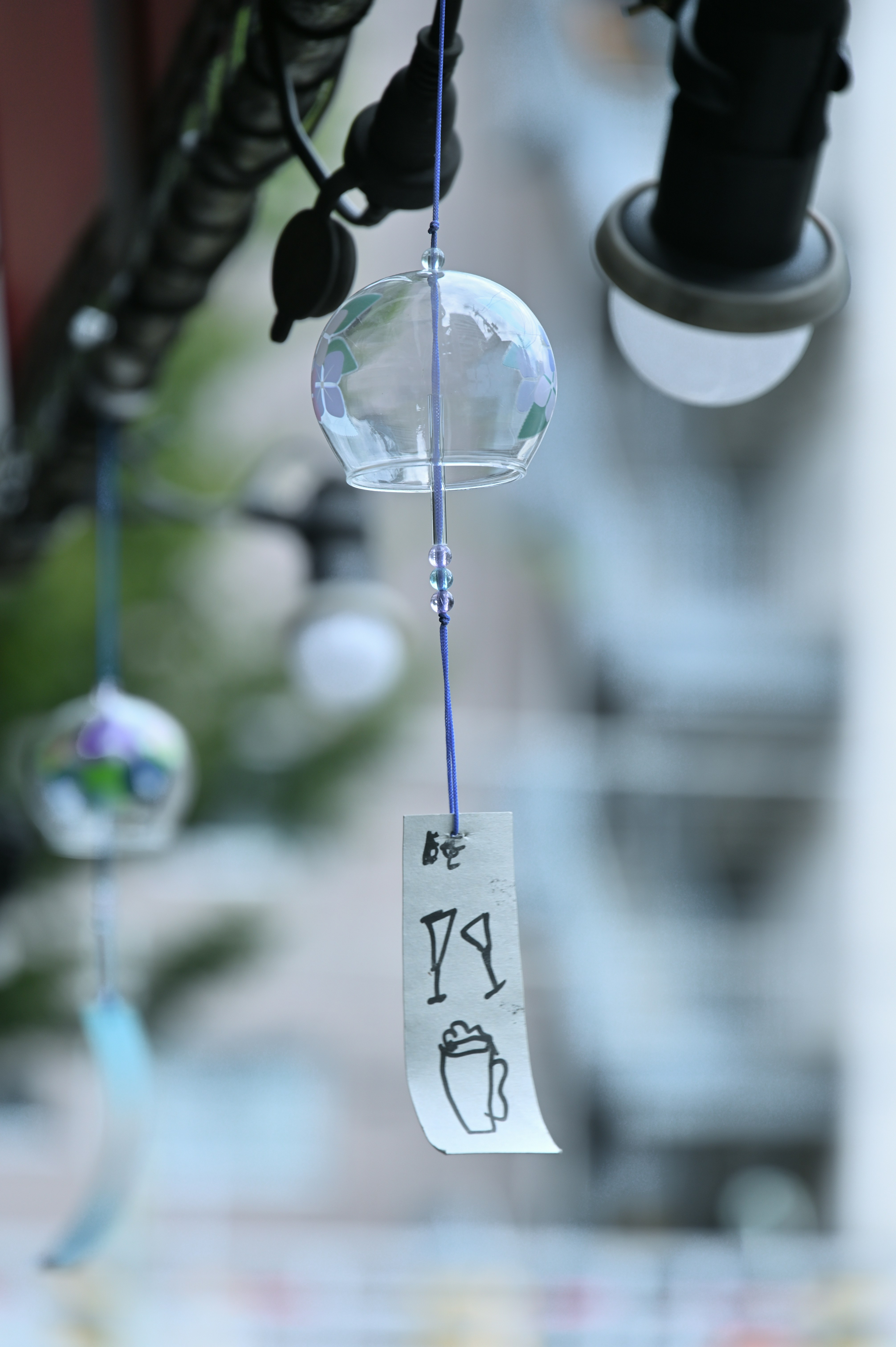 A close up of a wind chime hanging from a ceiling photo – Free 日本、東京都品川 ...