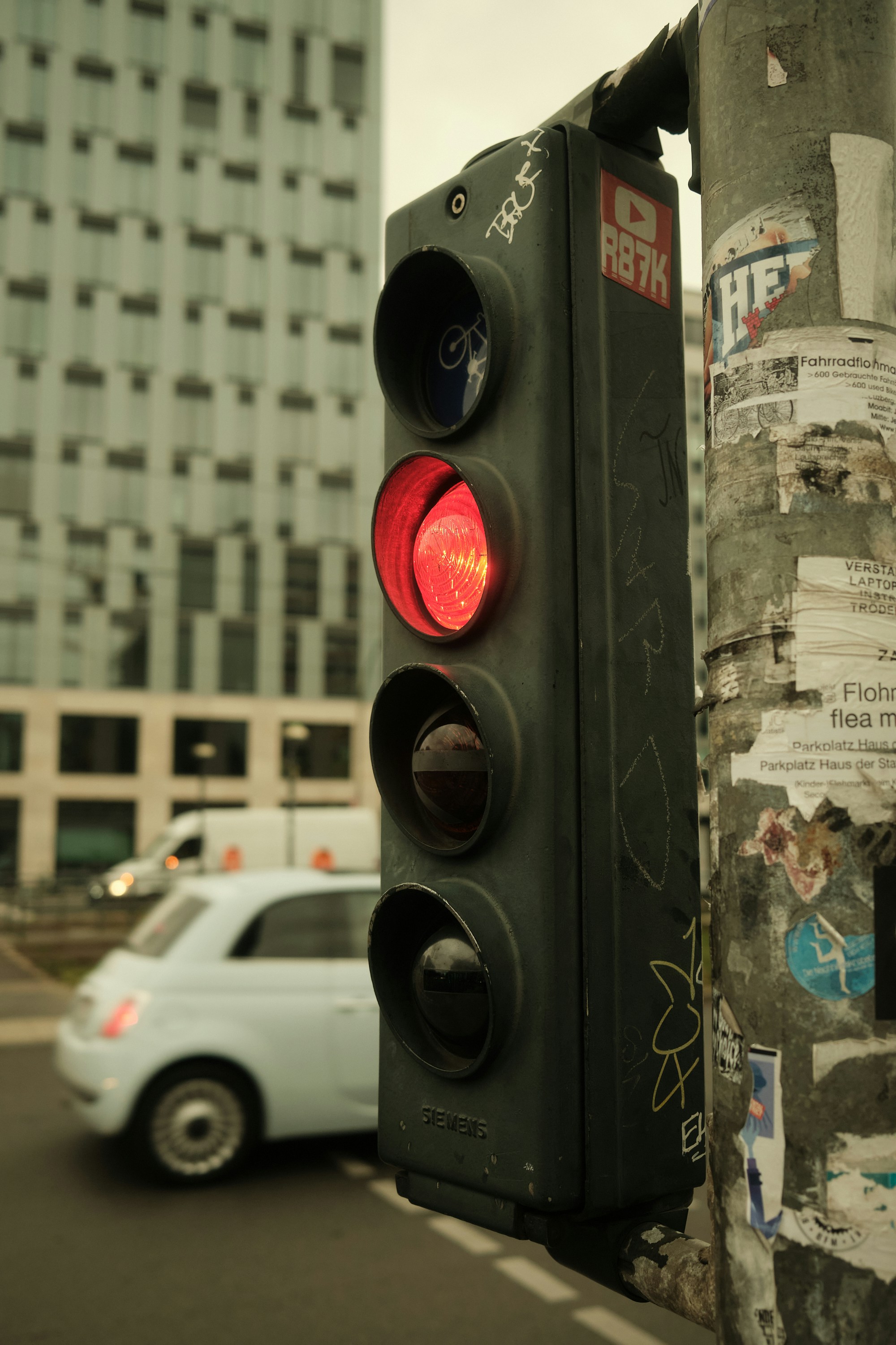 A traffic light sitting on the side of a road photo – Free Streets ...
