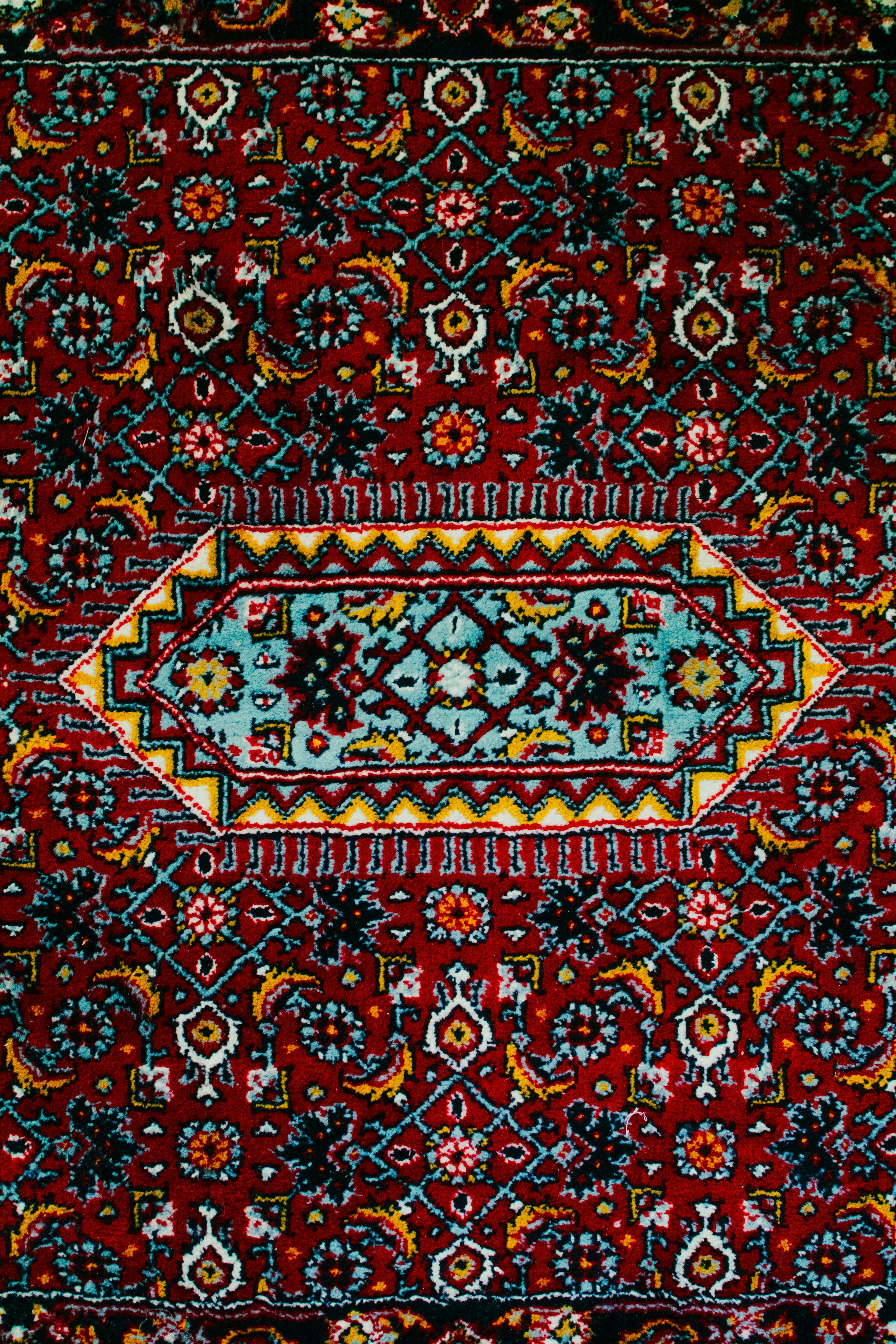 Un tapis rouge avec une bordure bleue et jaune photo – Image gratuite ...