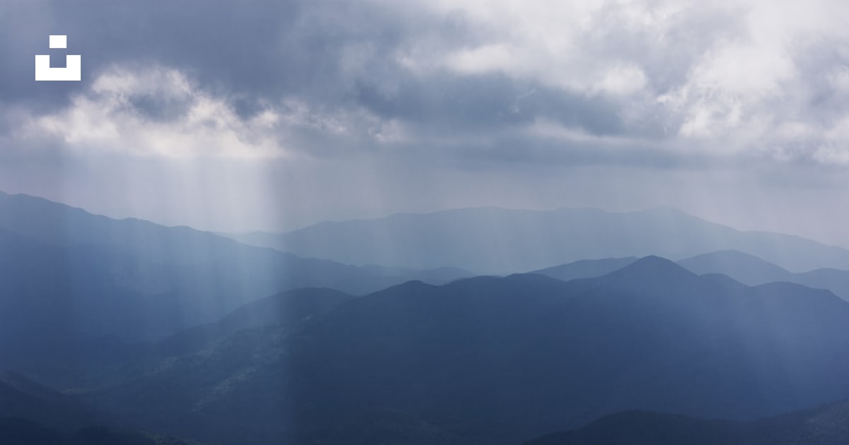 太陽は山の向こうの雲を通して輝いていますの写真 Unsplashの無料アメリカ合衆国写真
