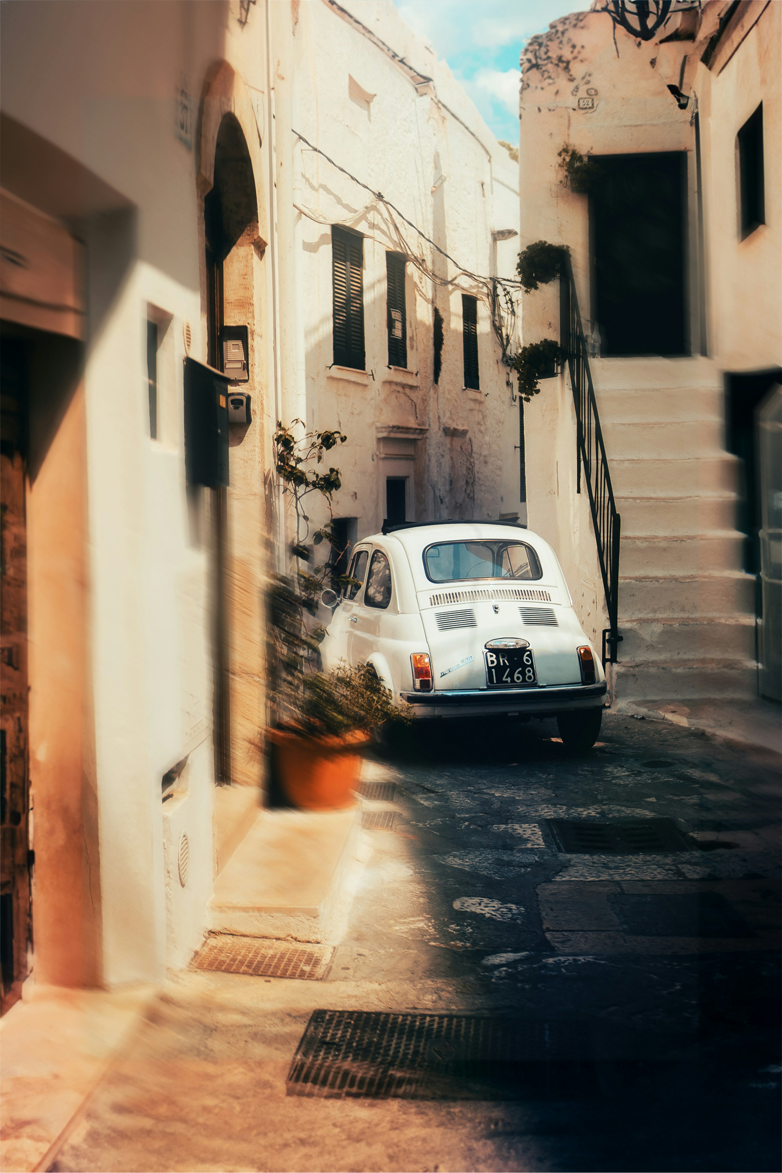 Fiat 500 in a Sunlit Mediterranean Alleyway