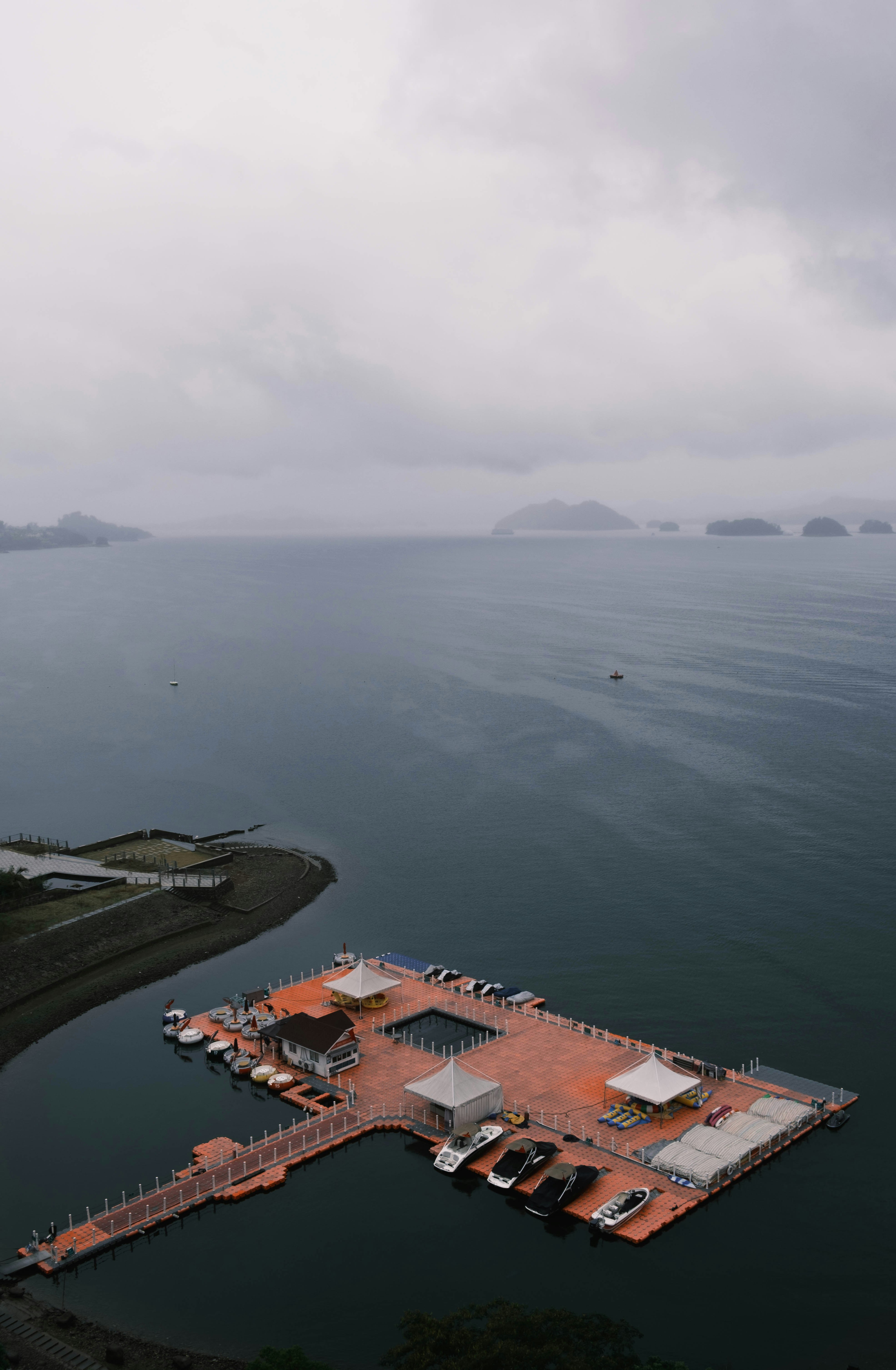An aerial view of a dock in the middle of the ocean photo – Free ...
