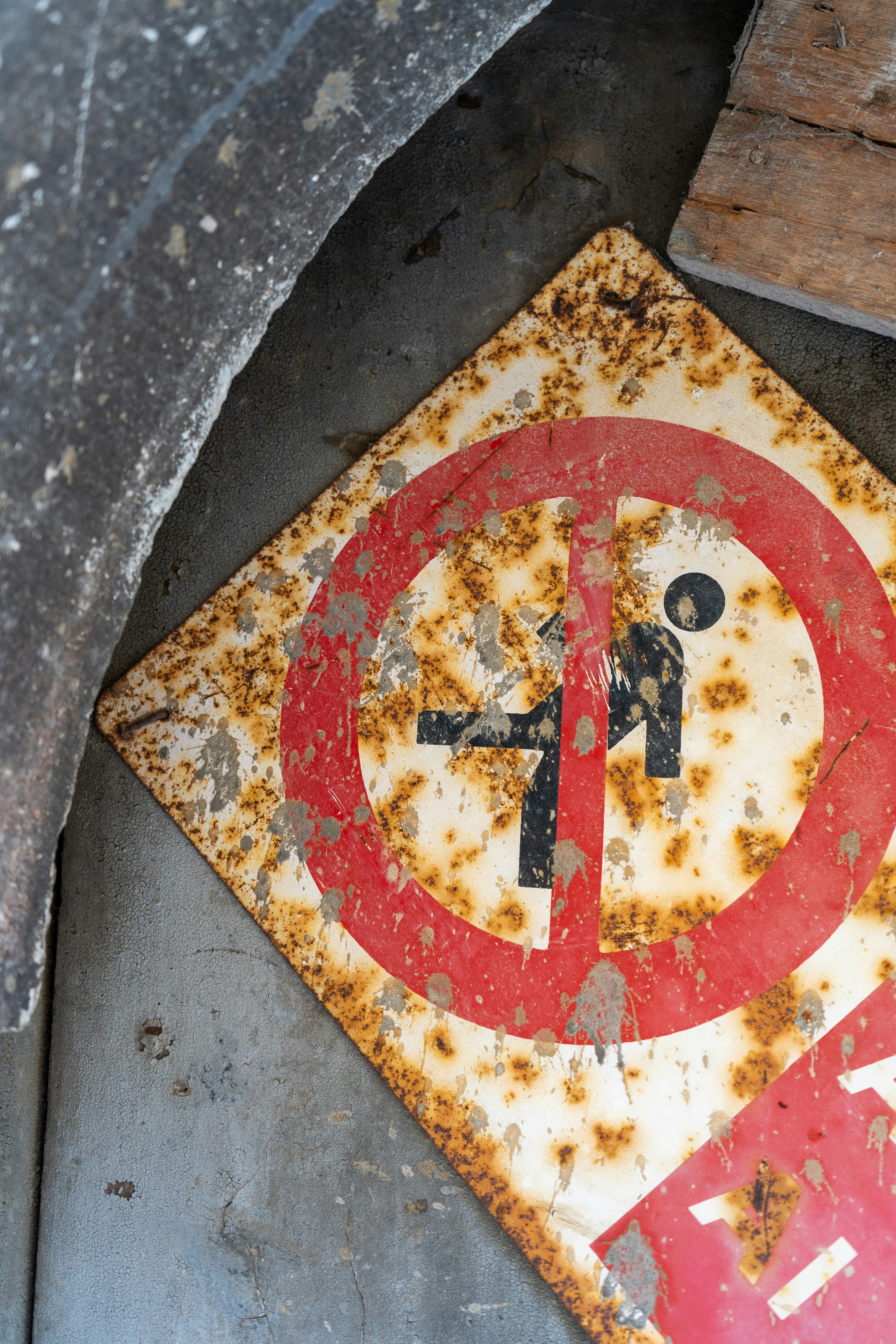 A rusted sign with a no left turn on it photo – Free Sign Image on Unsplash