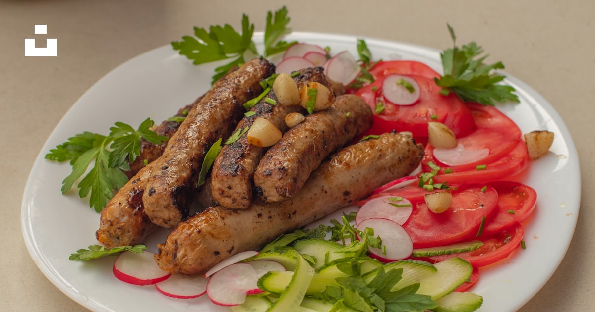 肉と野菜をトッピングした白いプレートの写真 Unsplashのレストランの無料画像