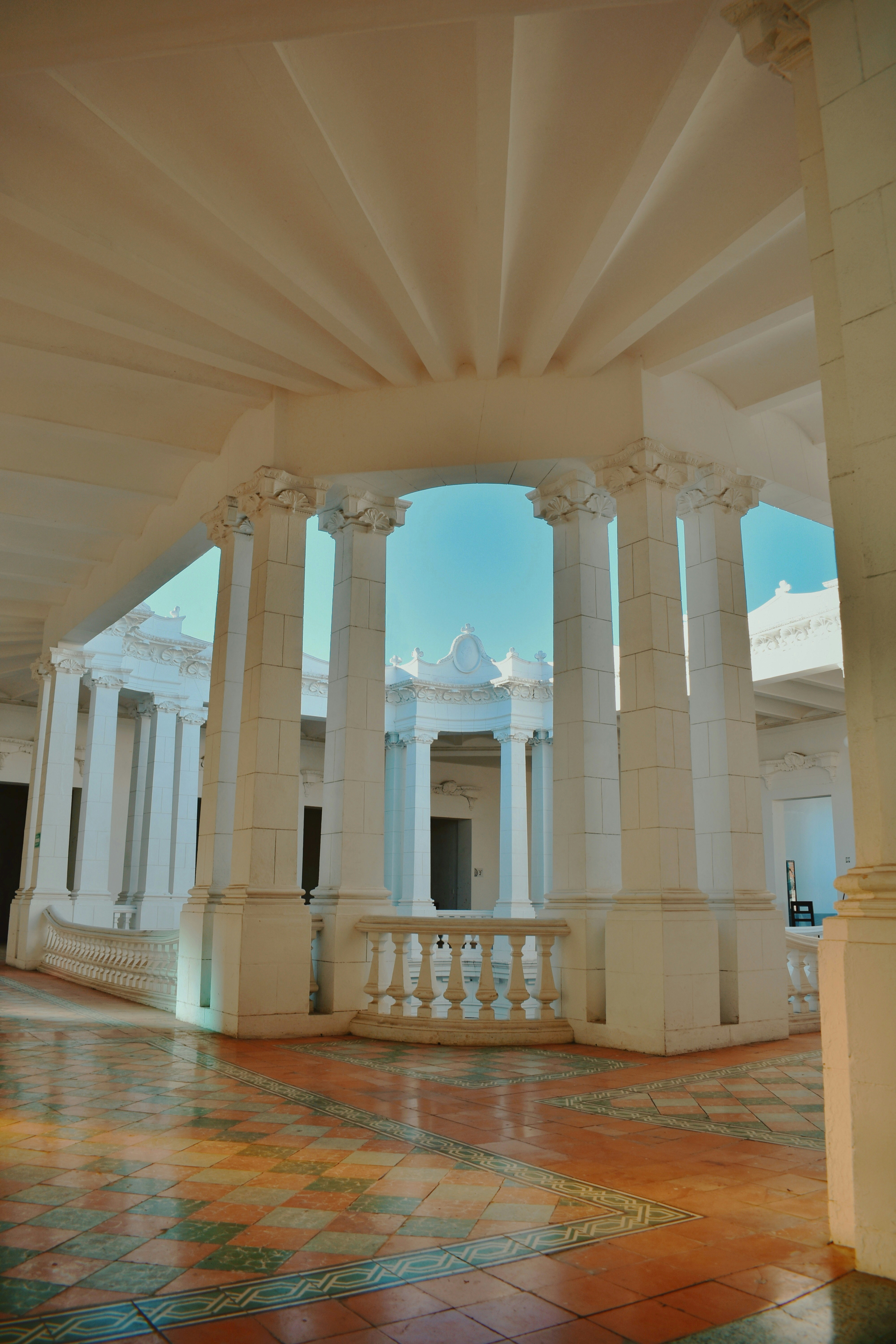 A room with columns and a tiled floor photo – Free Architecture Image ...