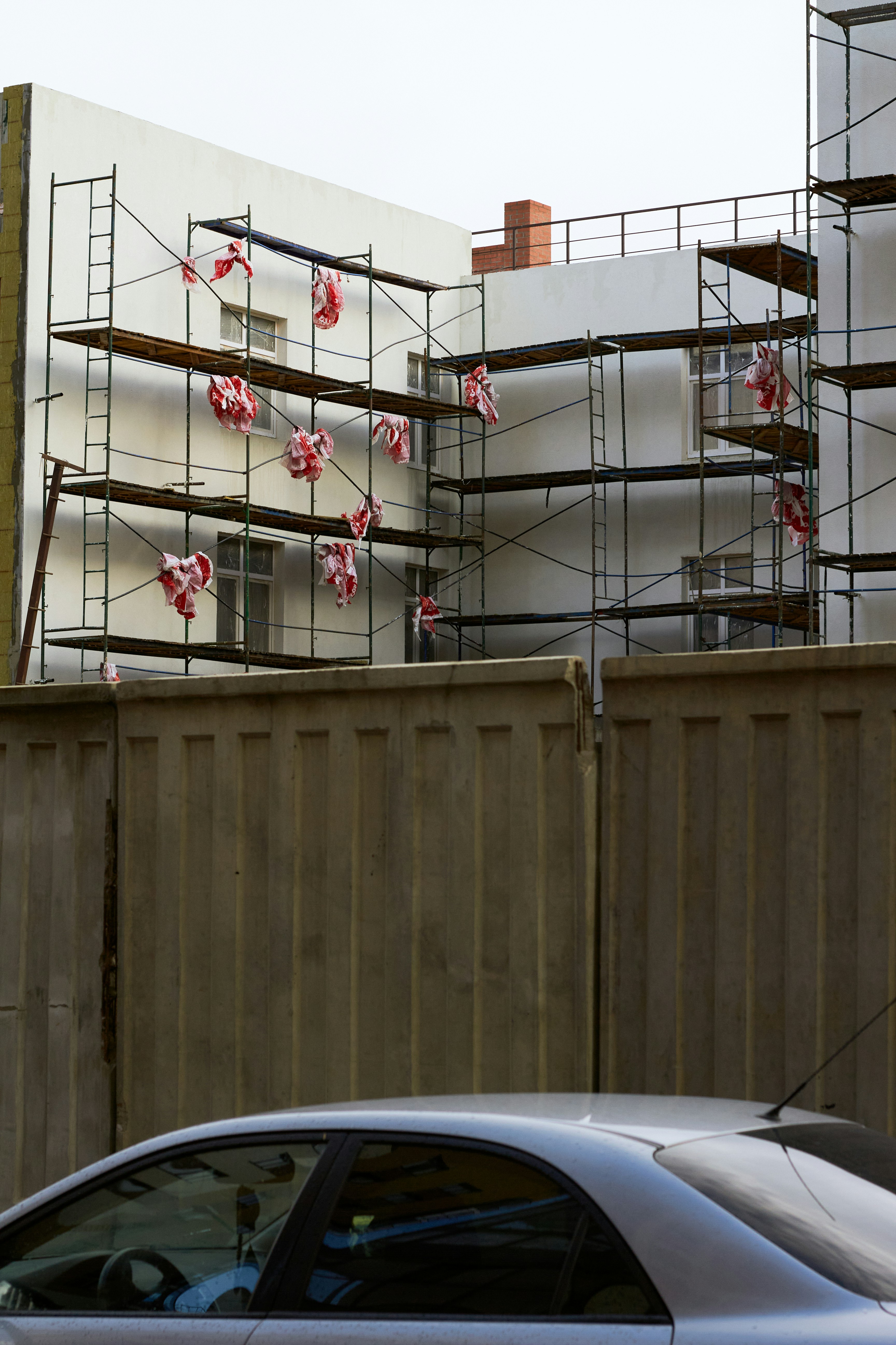 A car parked in front of a building with scaffolding photo – Free Санкт ...