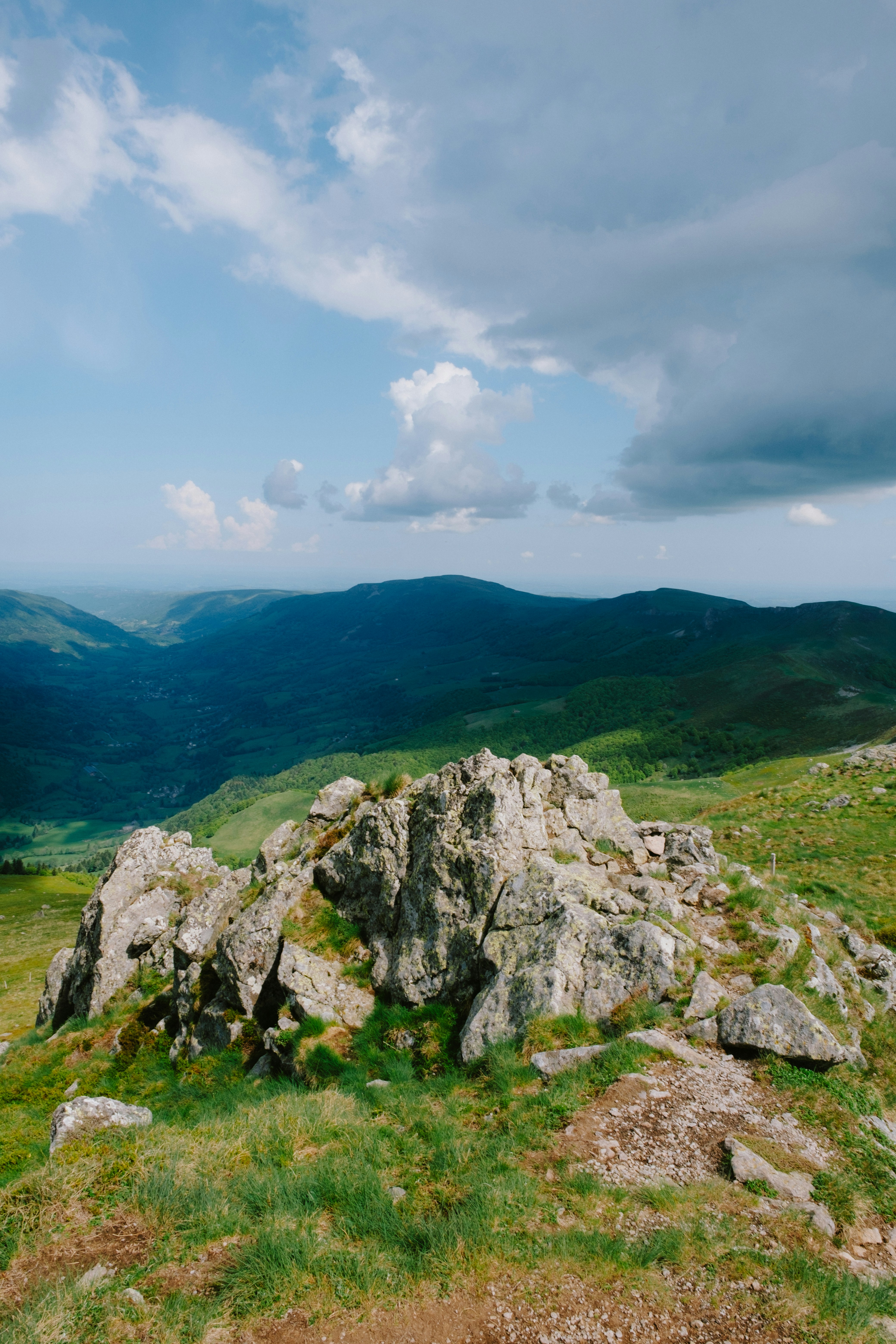 A rocky outcropping in the middle of a mountain range photo – Free ...