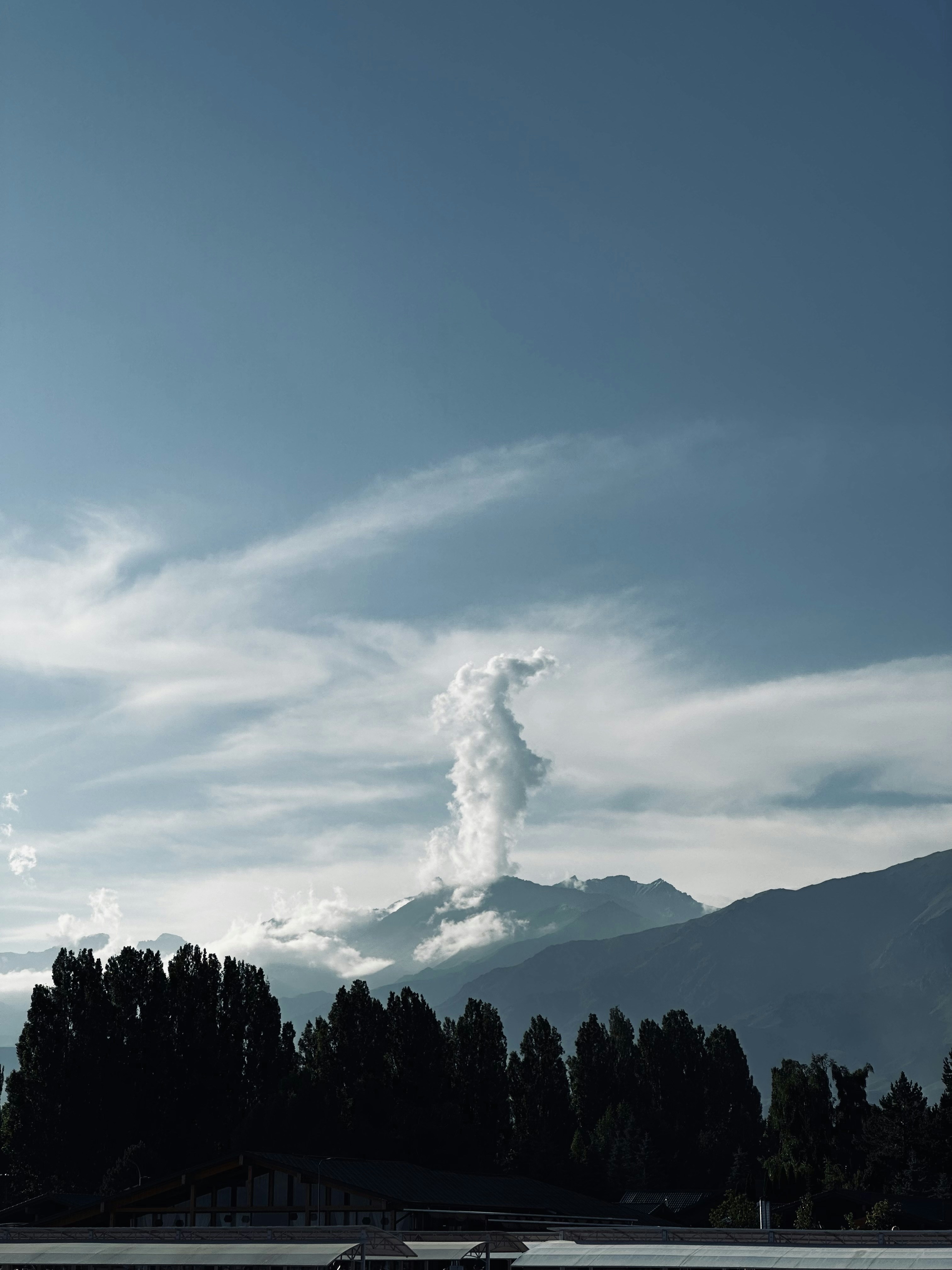 Un gros nuage est dans le ciel au-dessus d’un plan d’eau photo – Photo ...