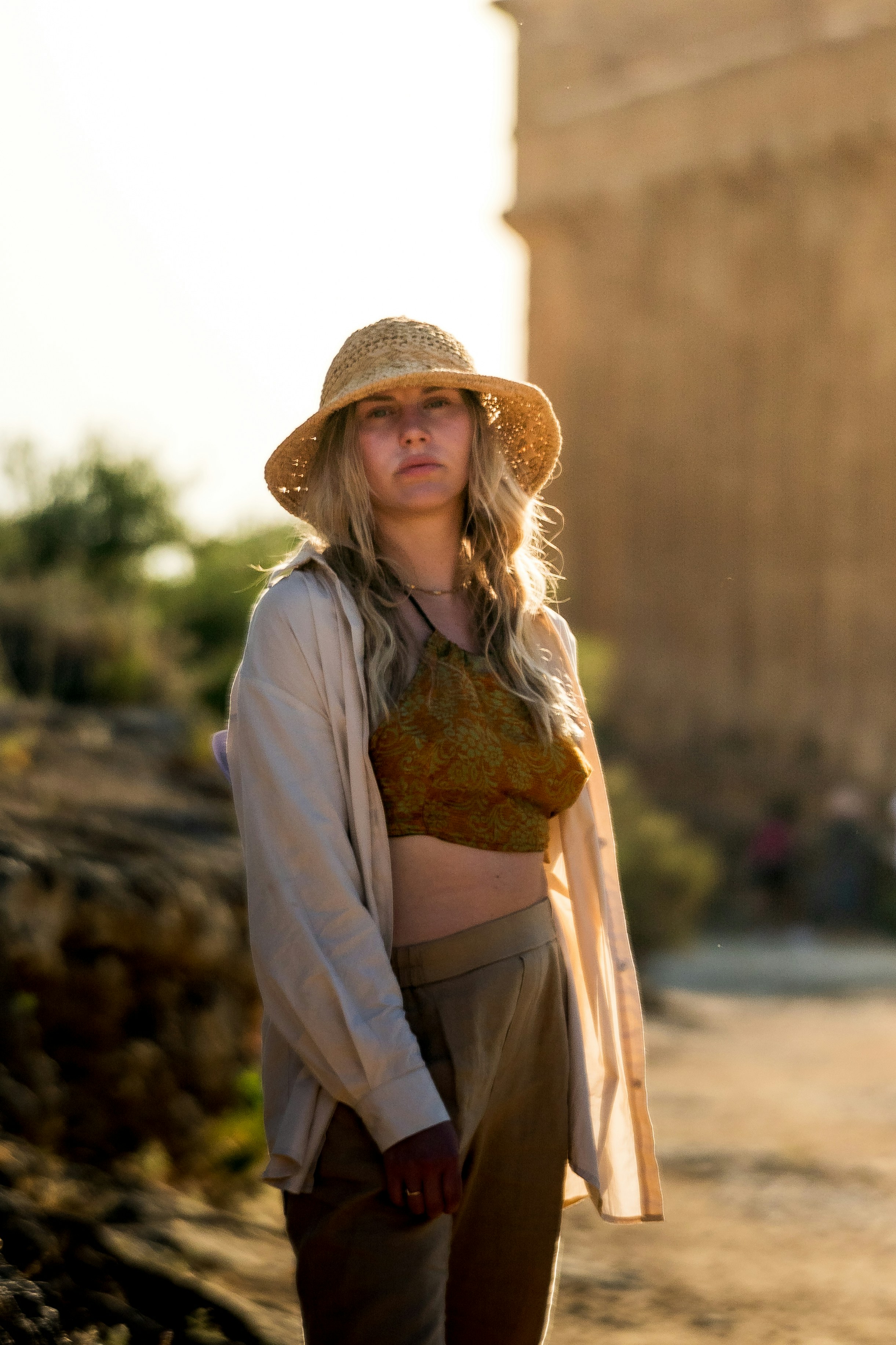 Une femme coiffée d’un chapeau se tient sur un chemin de terre photo ...