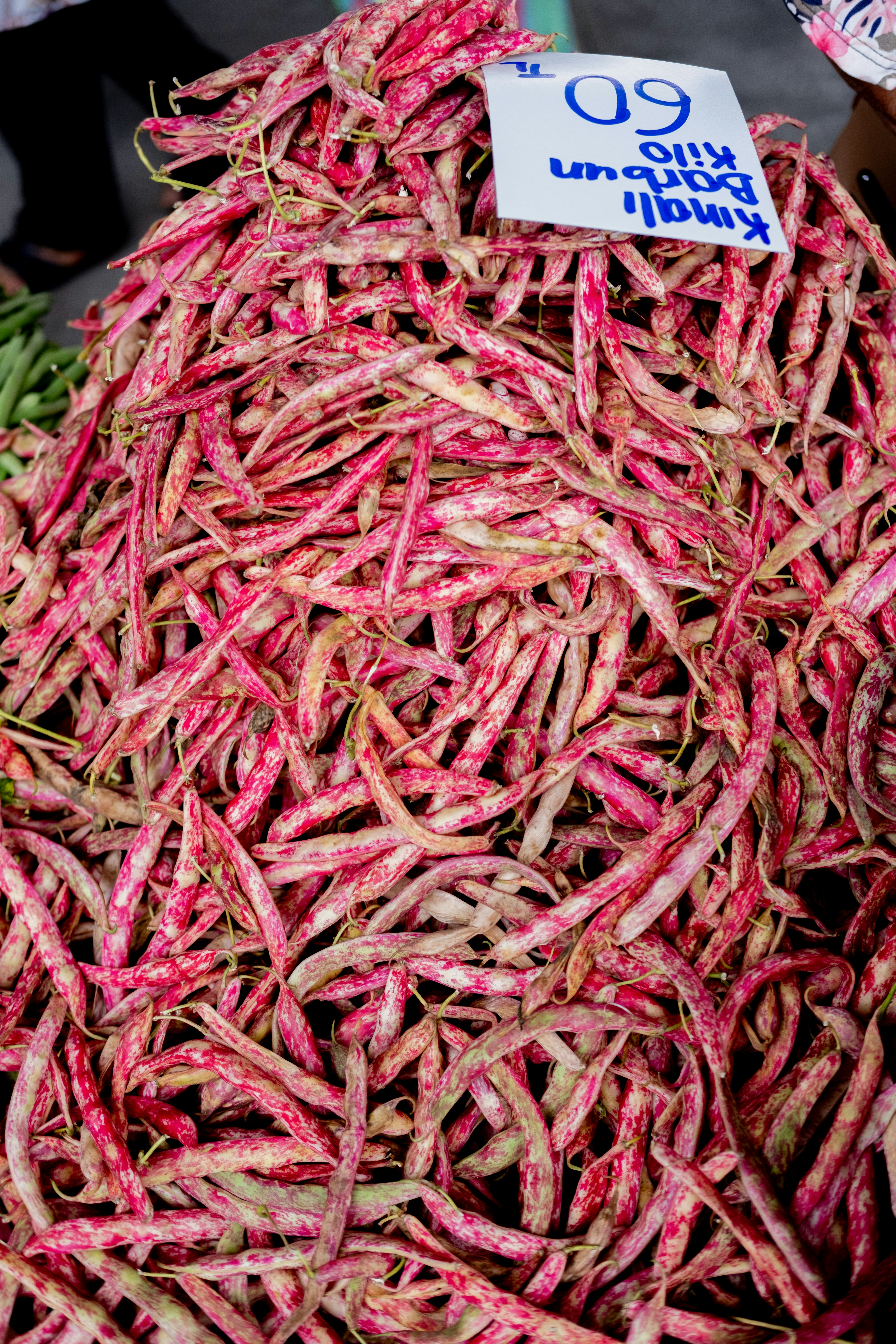 Foto Un montón de frijoles rosados sentados encima de una mesa – Imagen ...
