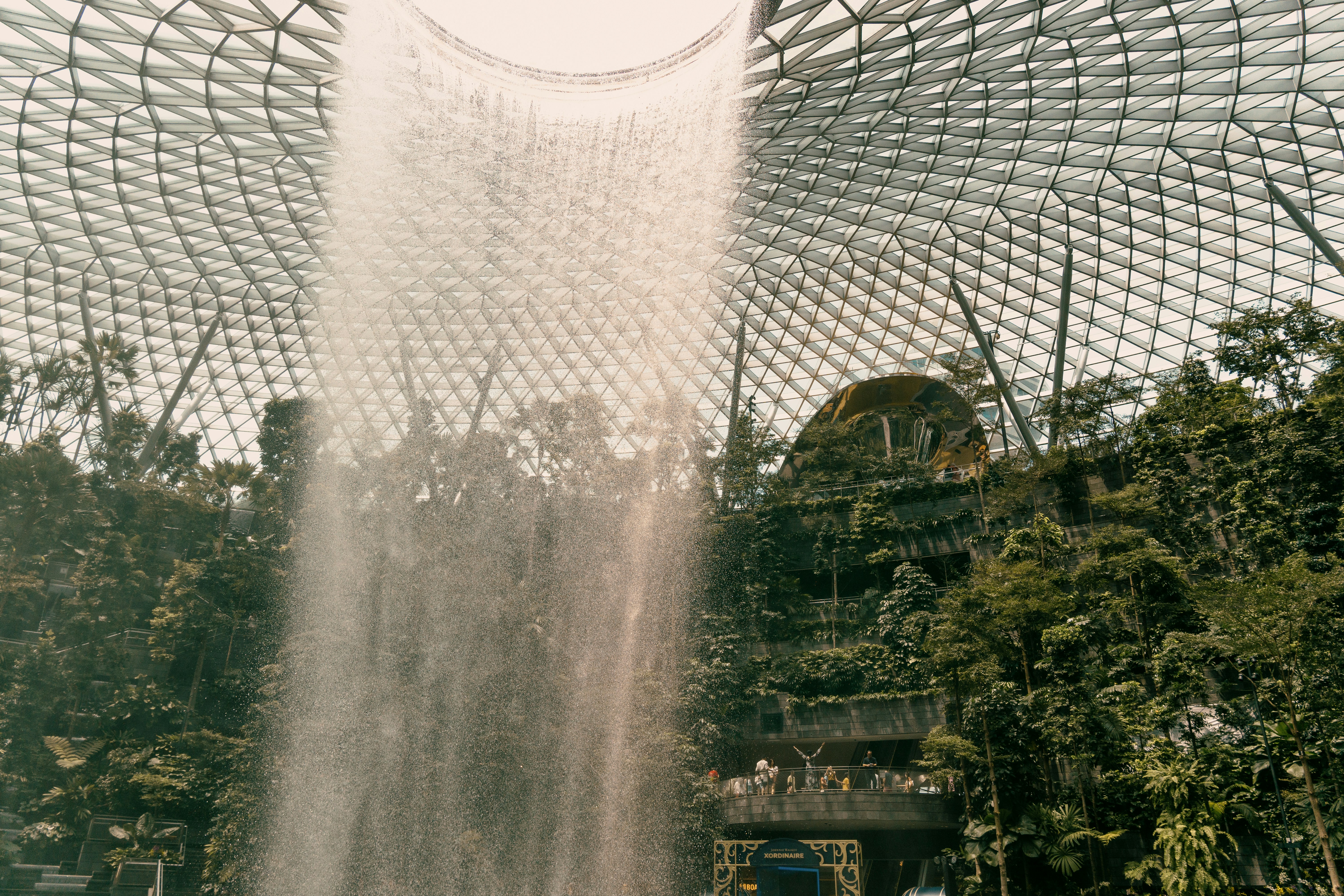 A large fountain spewing water into the air photo – Free Jewel changi ...