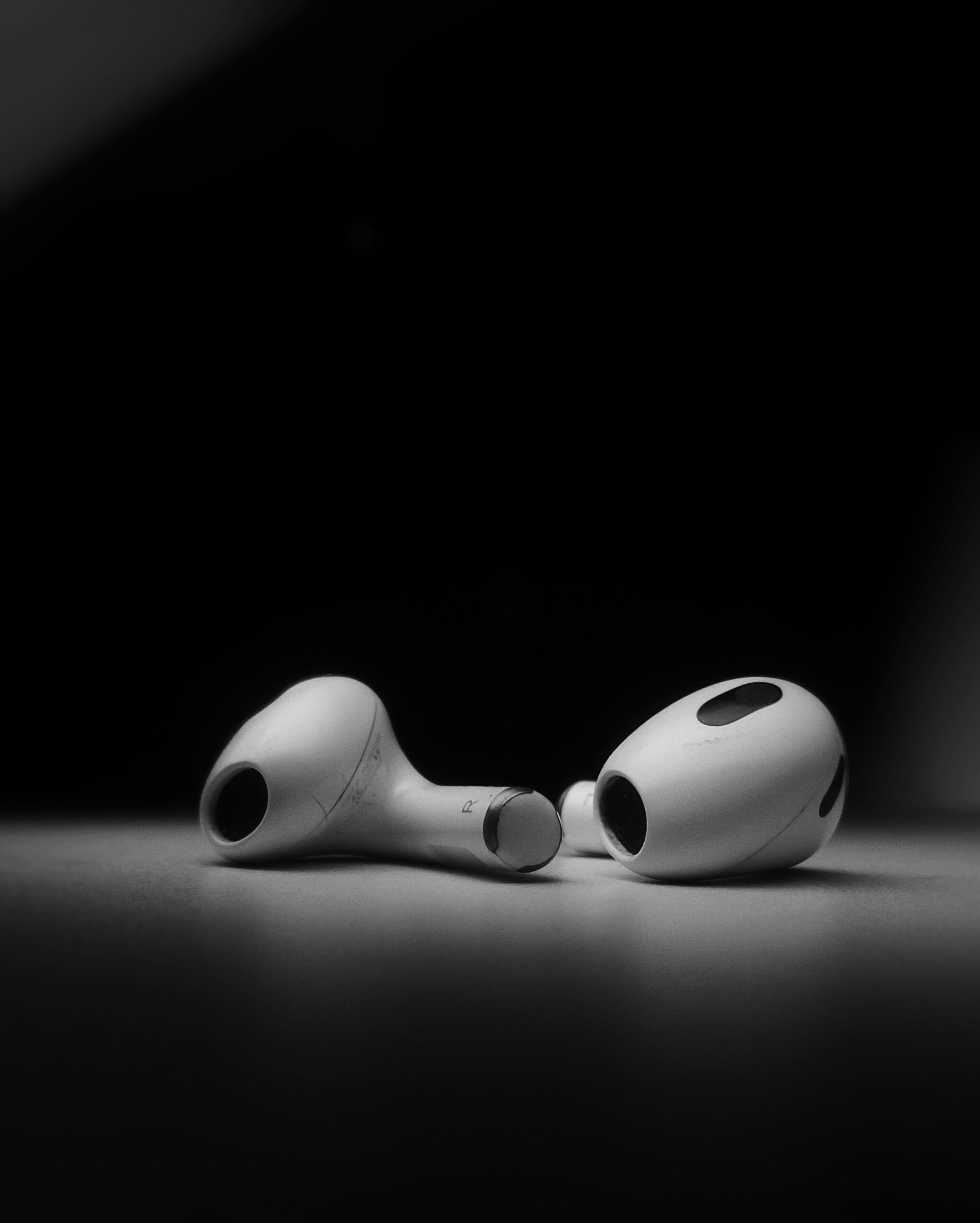 A pair of ear buds sitting on top of a table photo – Free Computer ...