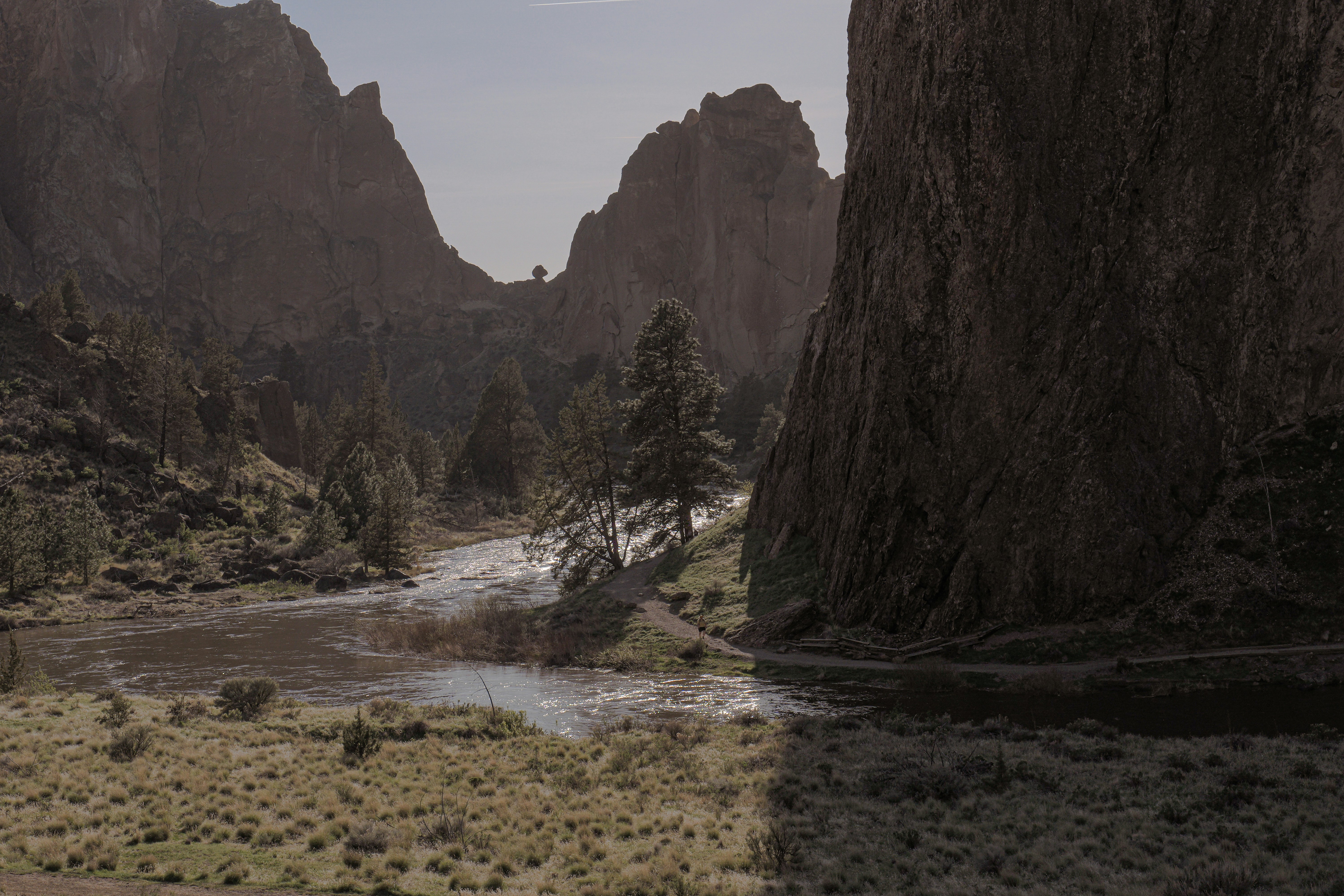 Une rivière qui traverse une vallée entourée de montagnes photo – Photo ...