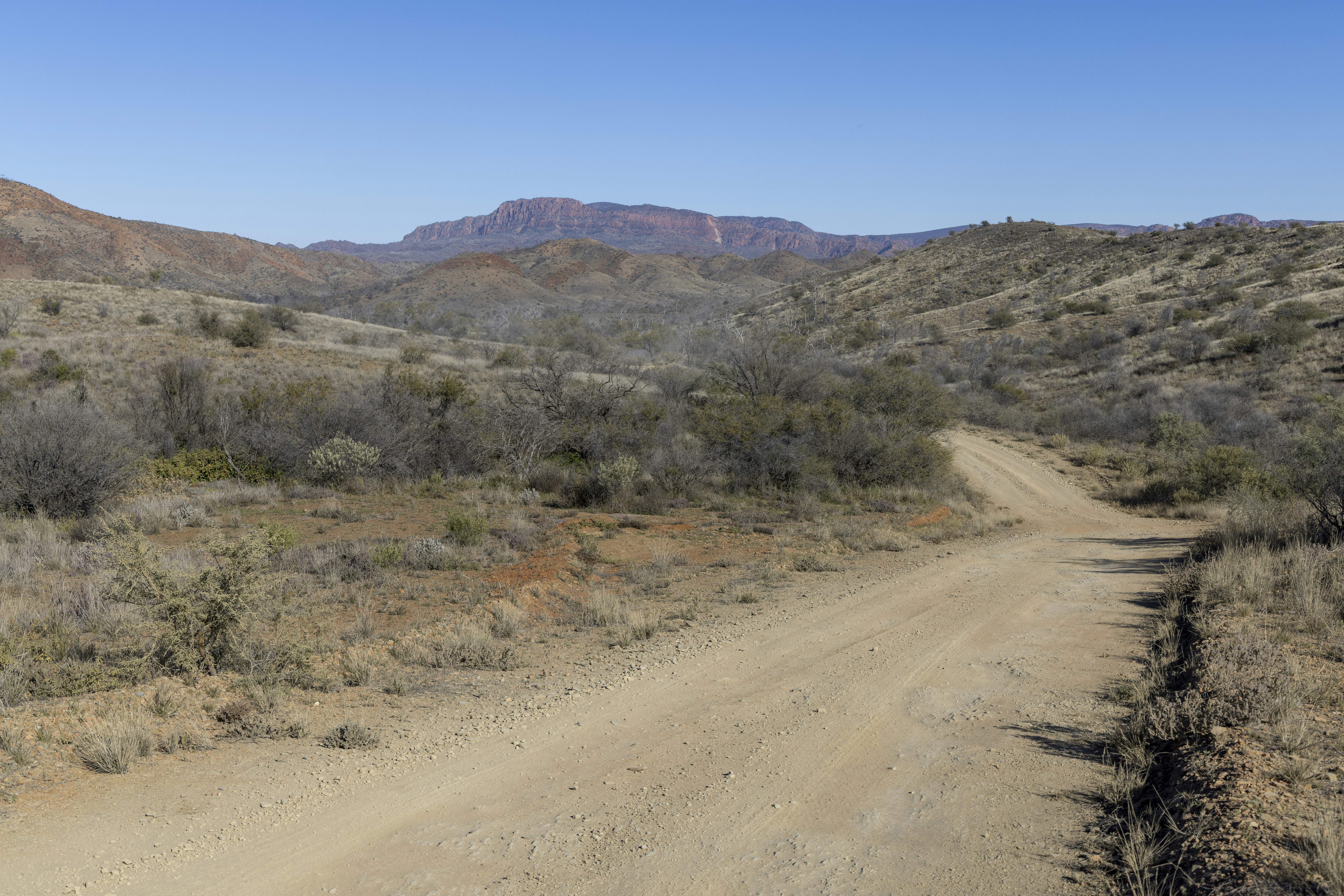Un chemin de terre au milieu d’un désert photo – Photo Flinders Ranges ...