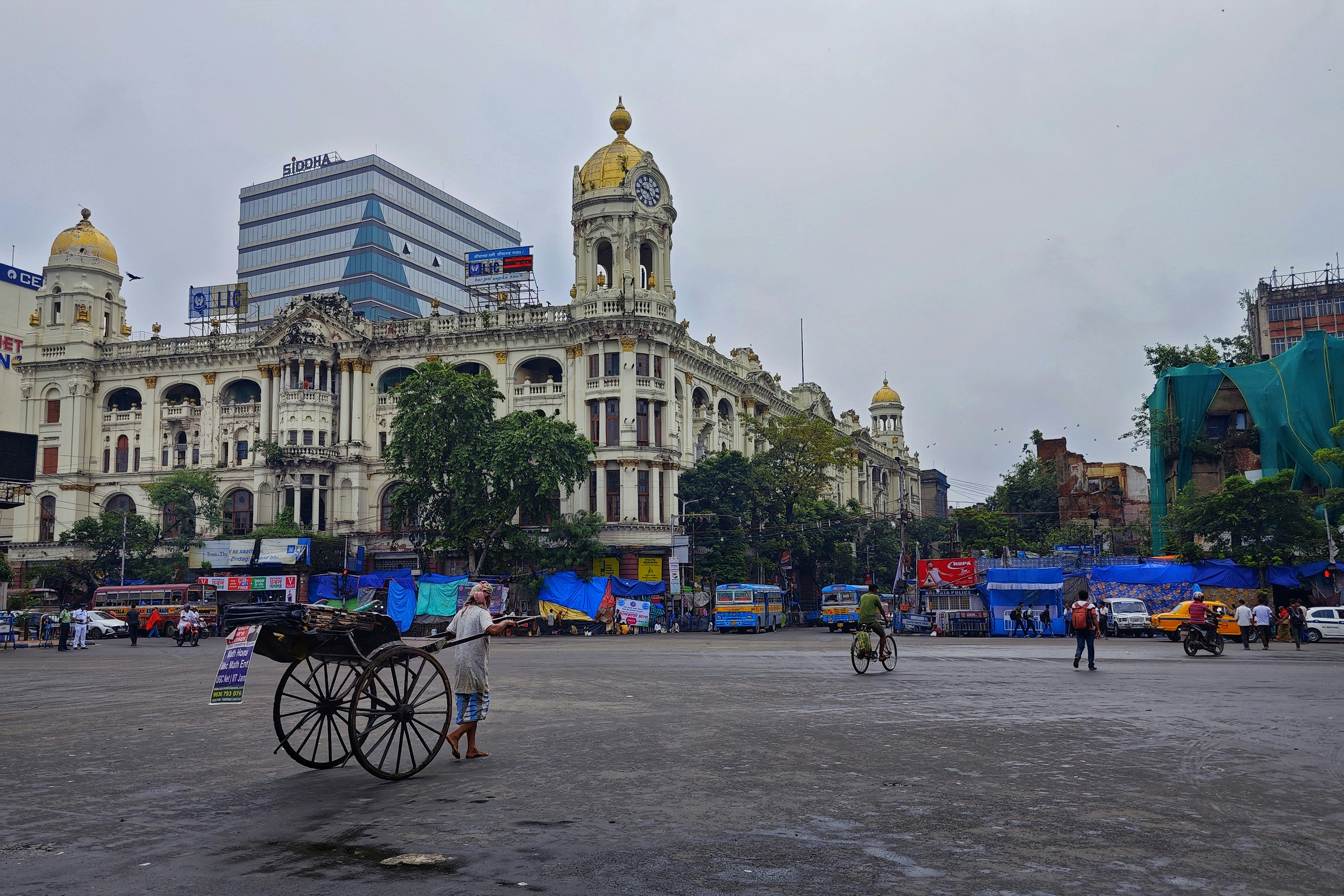 Colonial Facade and City Square: A Bustling Pulse of Public Life