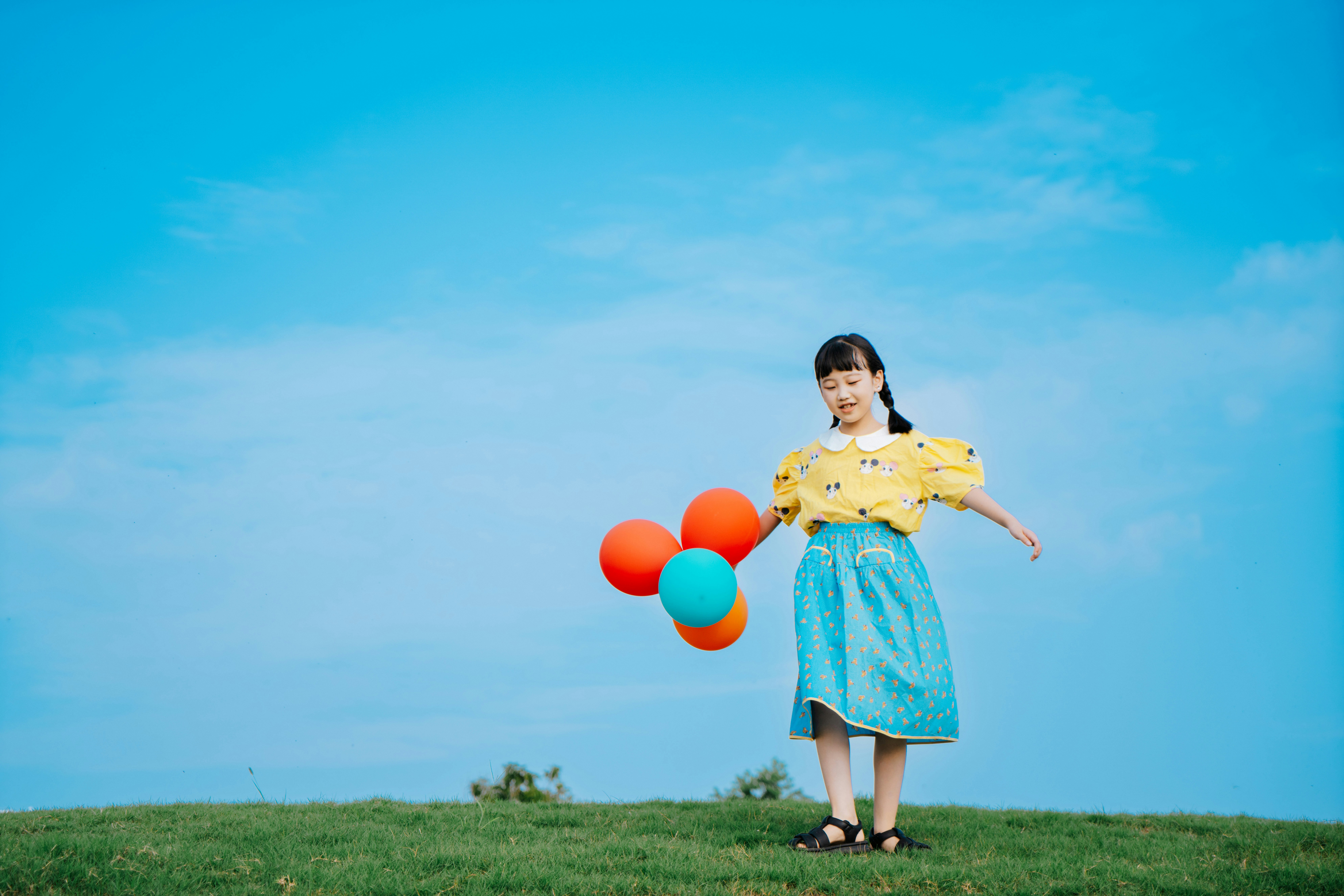Une femme en robe bleue tenant un bouquet de ballons photo – Photo Une ...