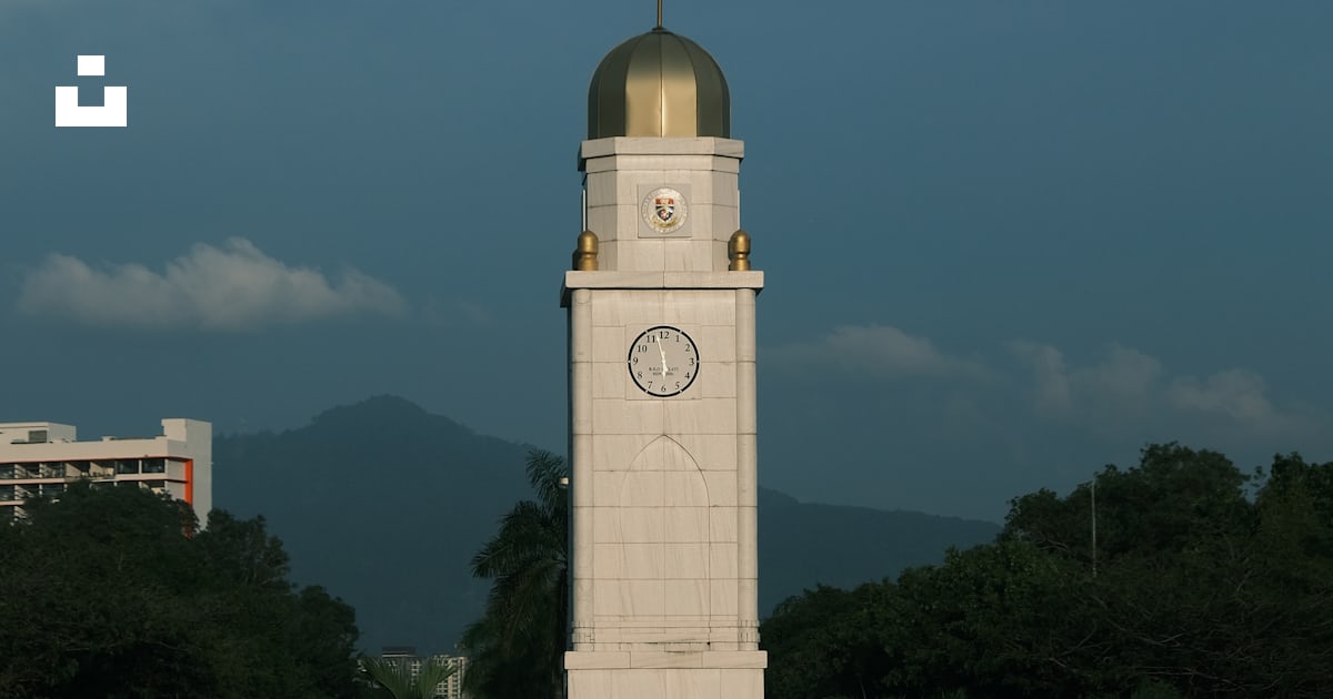 공원 한가운데에 앉아 있는 높은 흰색 시계탑 사진 Unsplash의 무료 말레이시아 사바 대학교 이미지