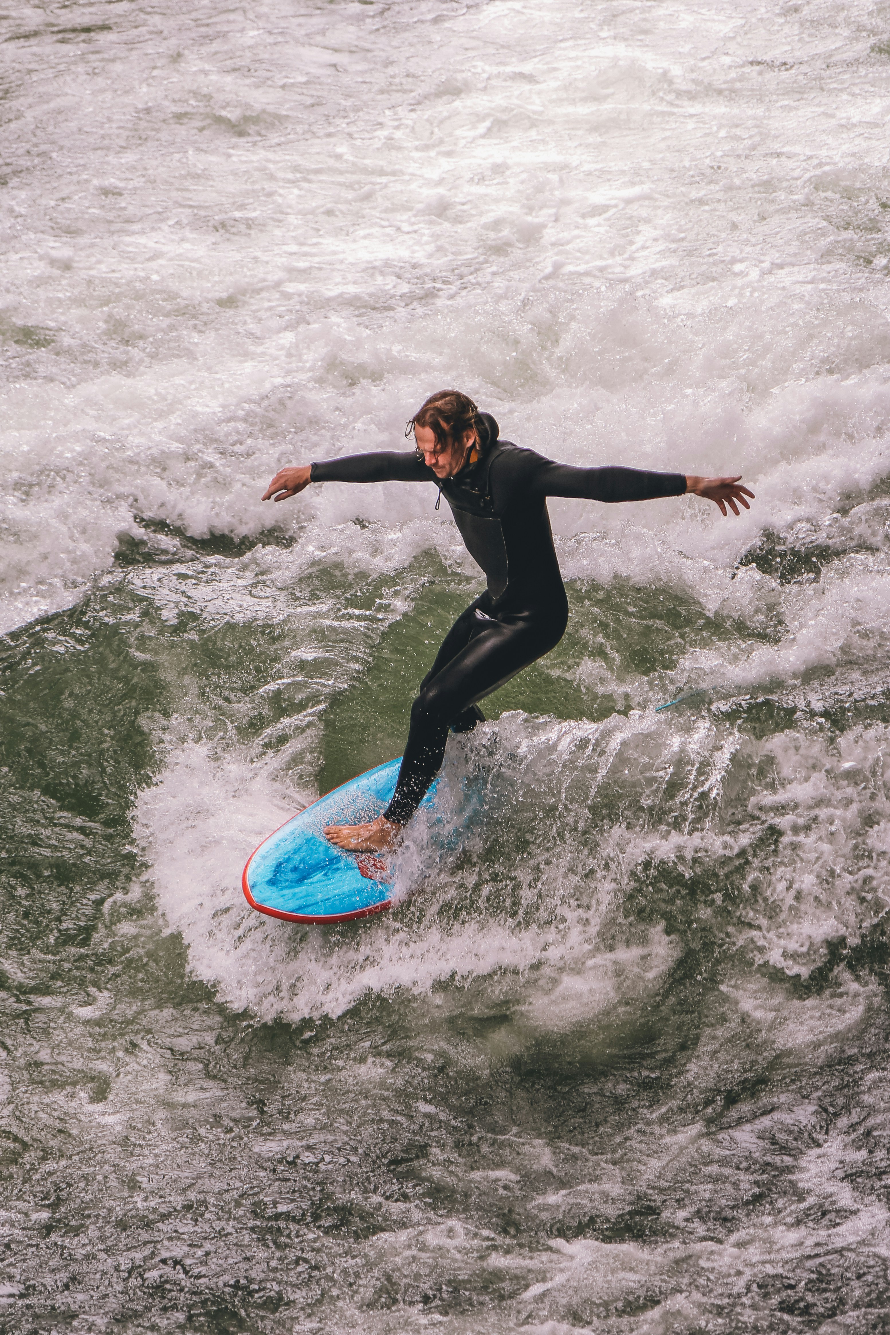 A surfer enjoying the unique experience of river surfing in the middle of the city of Munich 🌊