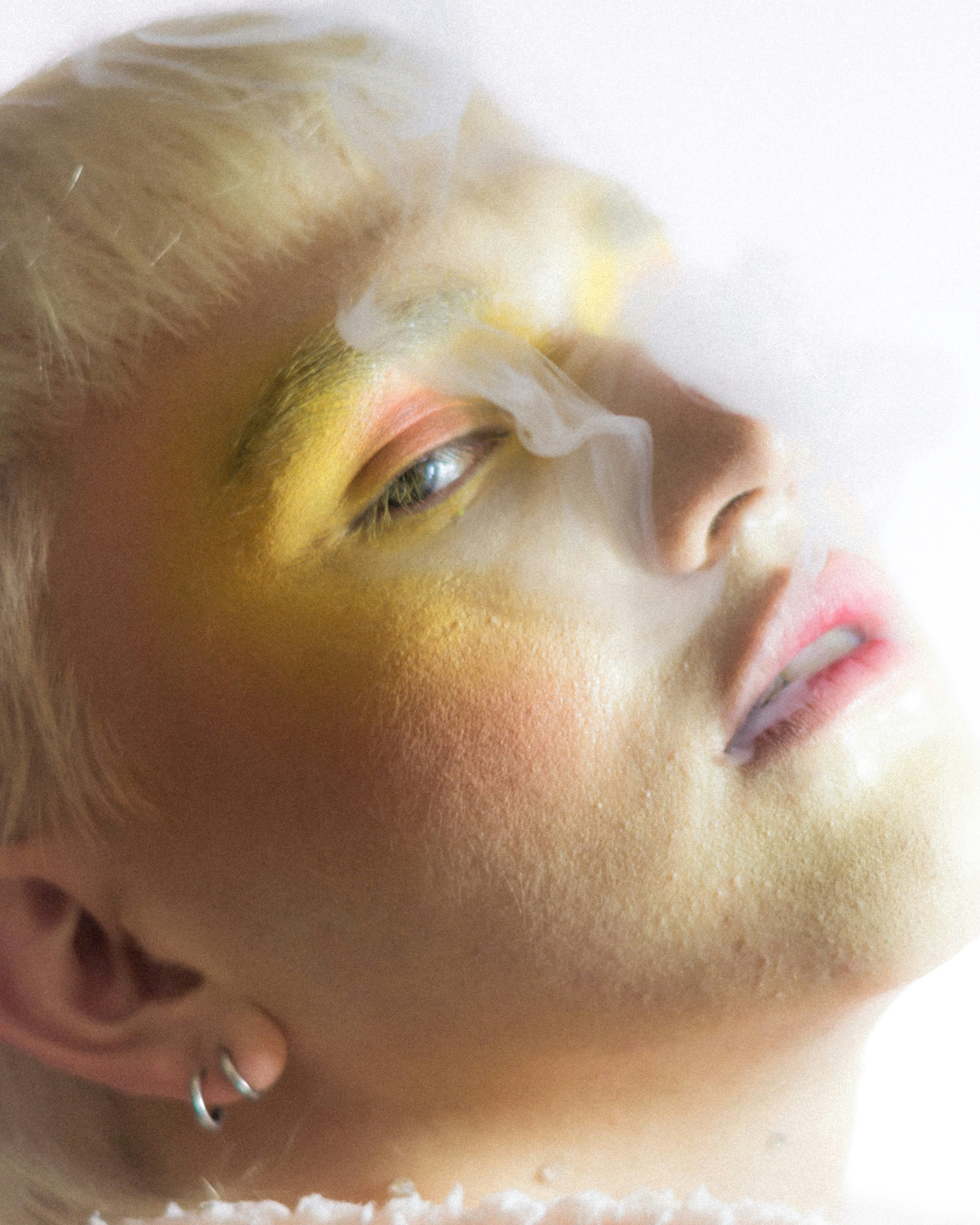 Une femme au visage jaune et aux cheveux blancs photo – Photo Tête ...