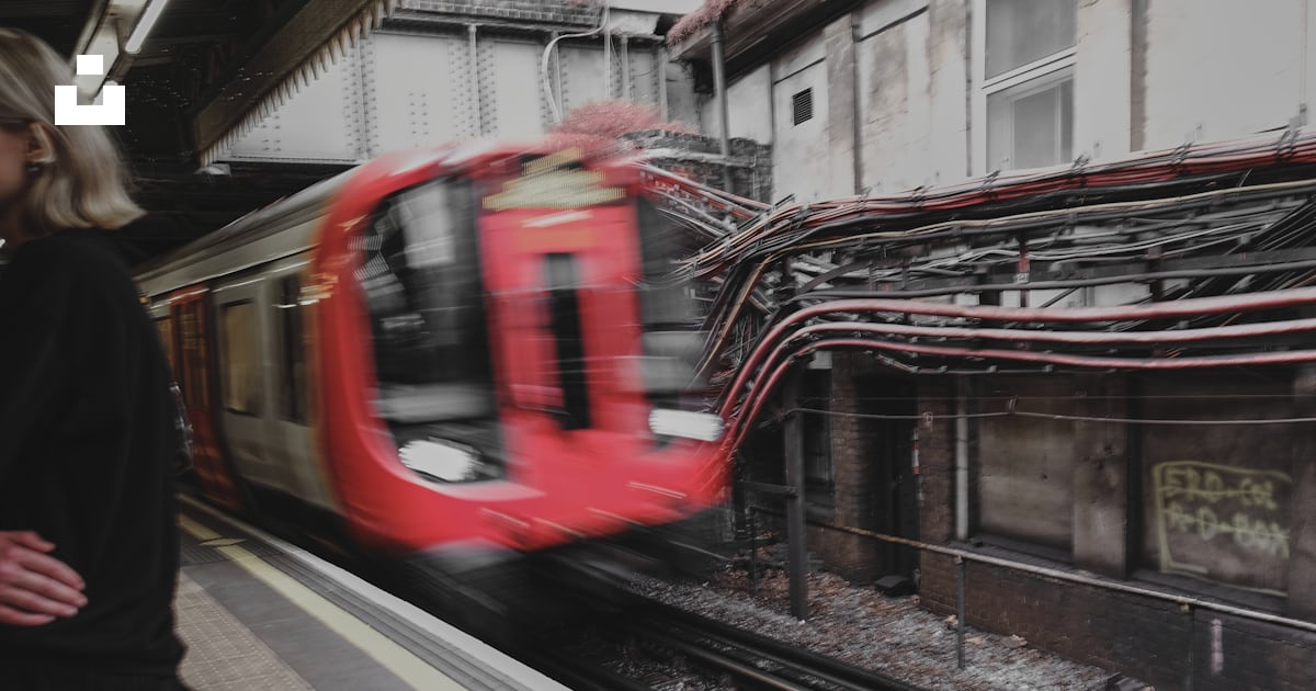 Une Femme Debout à Côté Dun Train Sur Une Voie Ferrée Photo Image