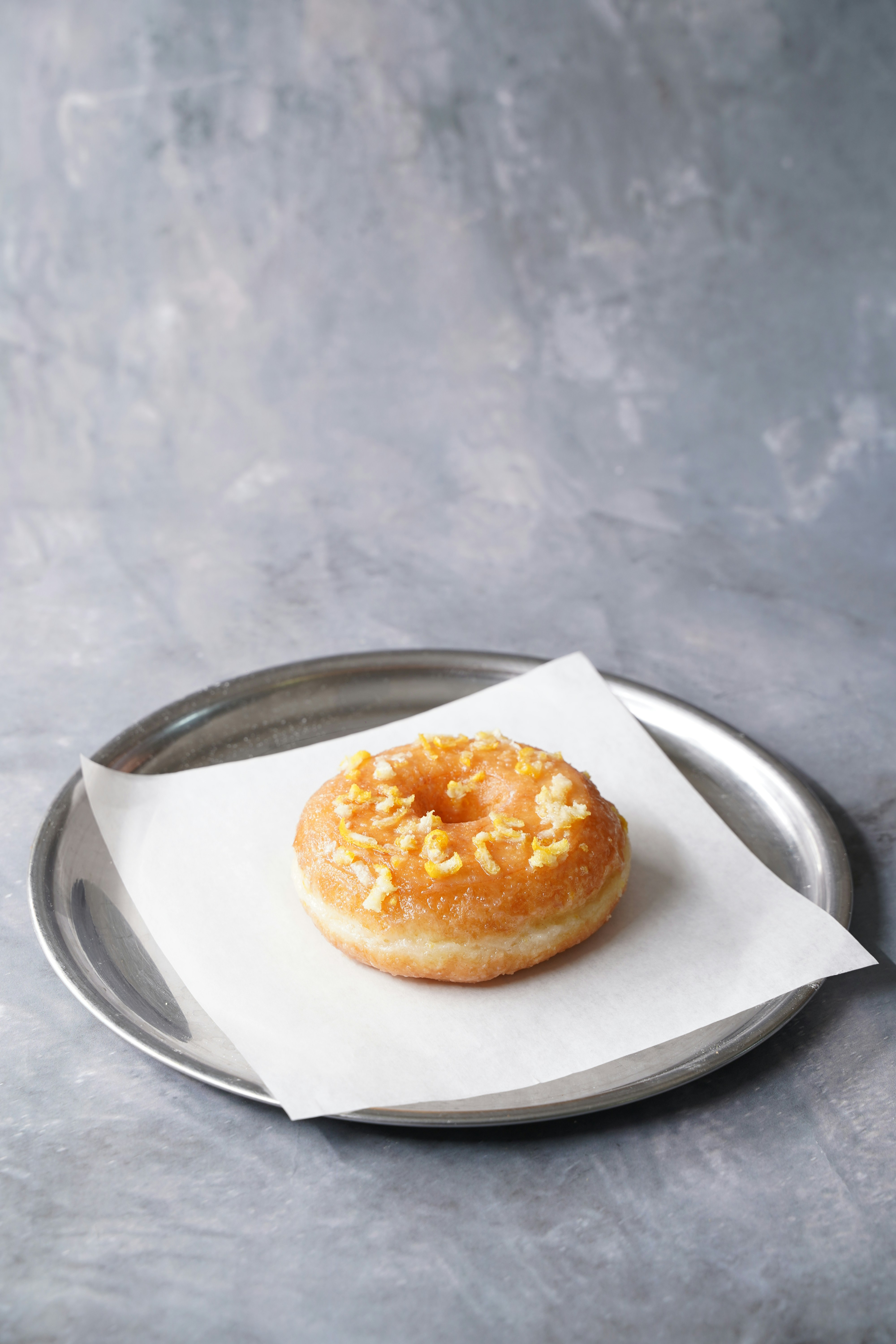 A donut sitting on top of a metal tray photo – Free Food Image on Unsplash