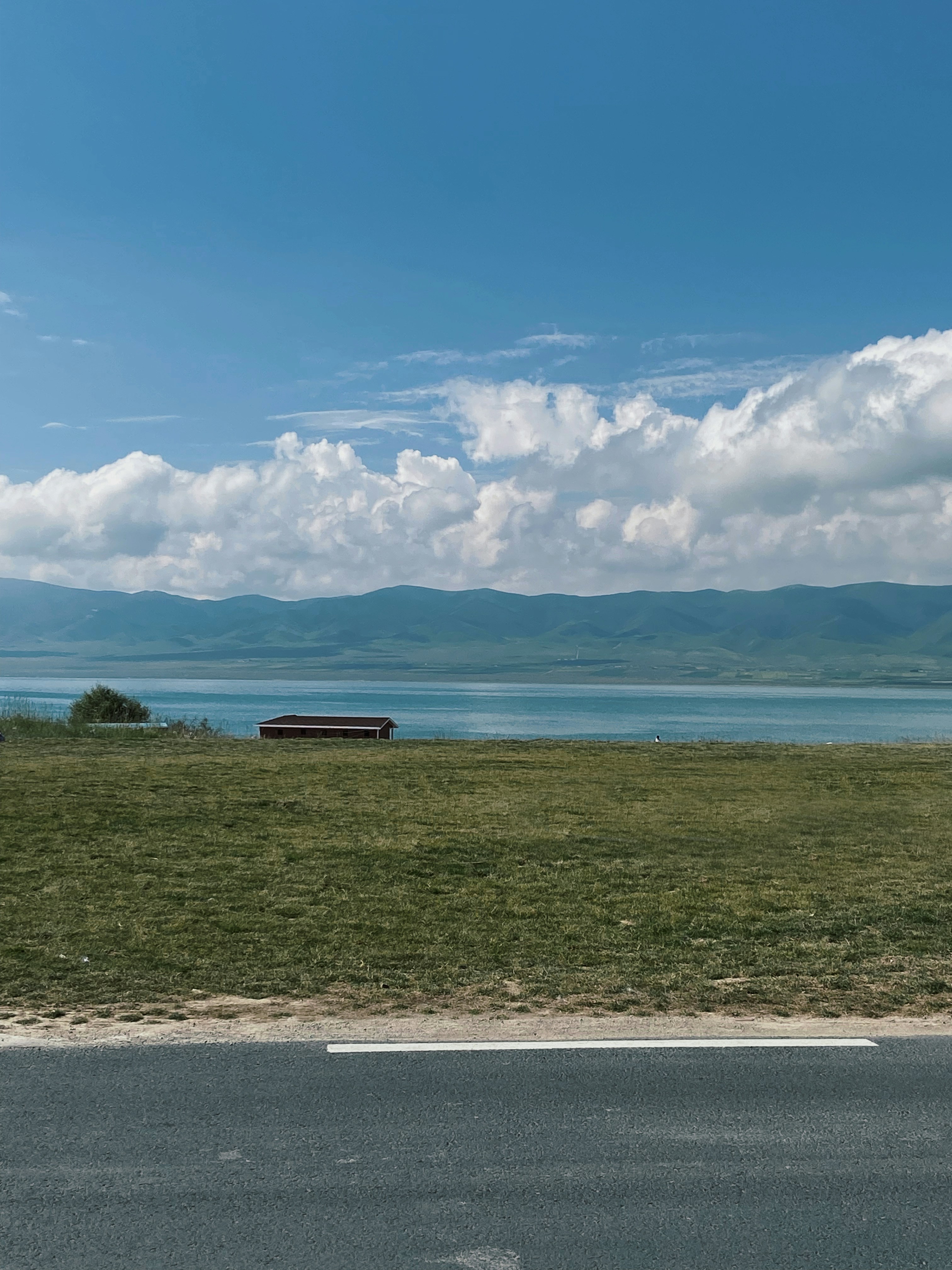 A bench sitting on the side of a road photo – Free Image on Unsplash