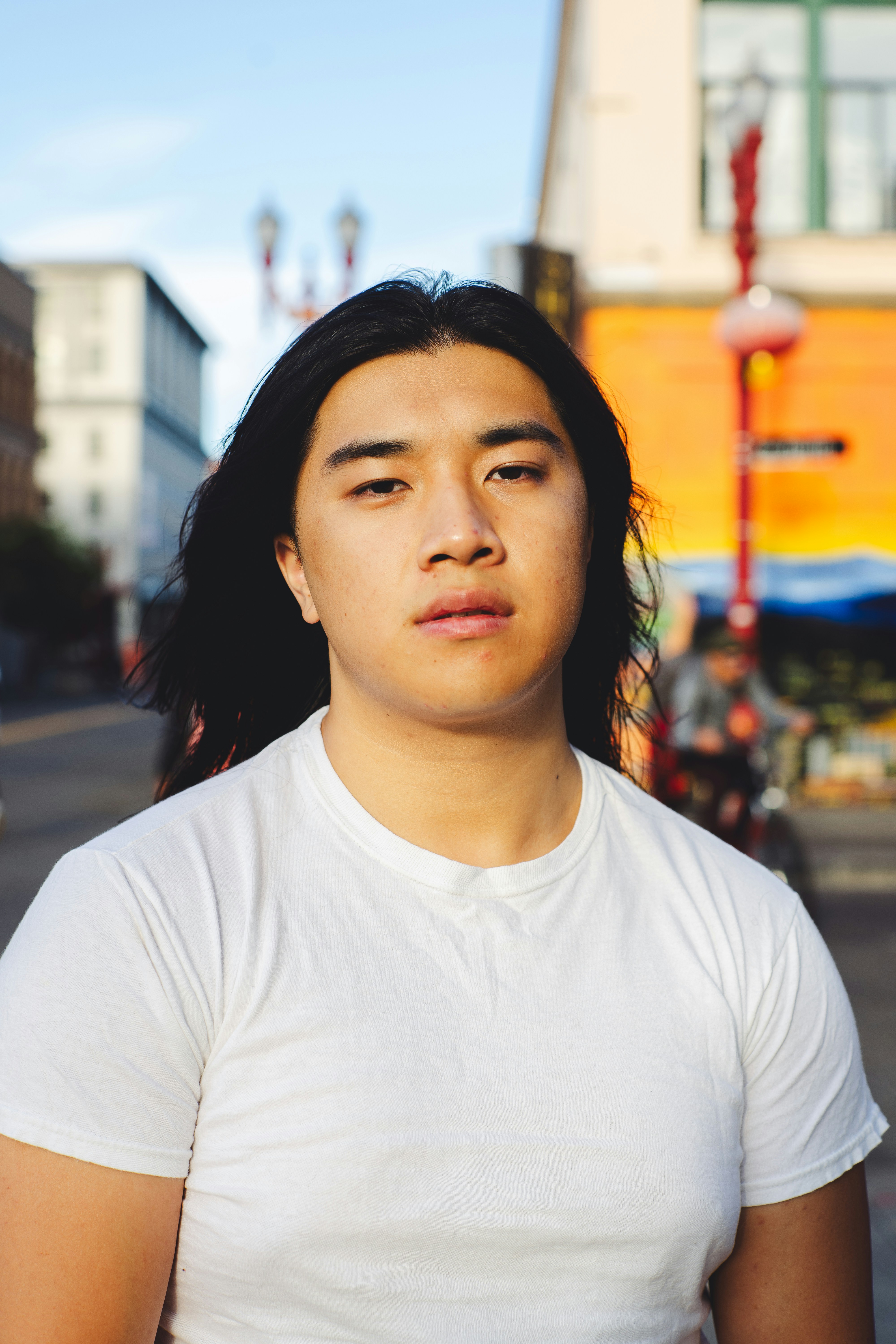 Un hombre parado en medio de una calle foto – Imagen de Retrato ...