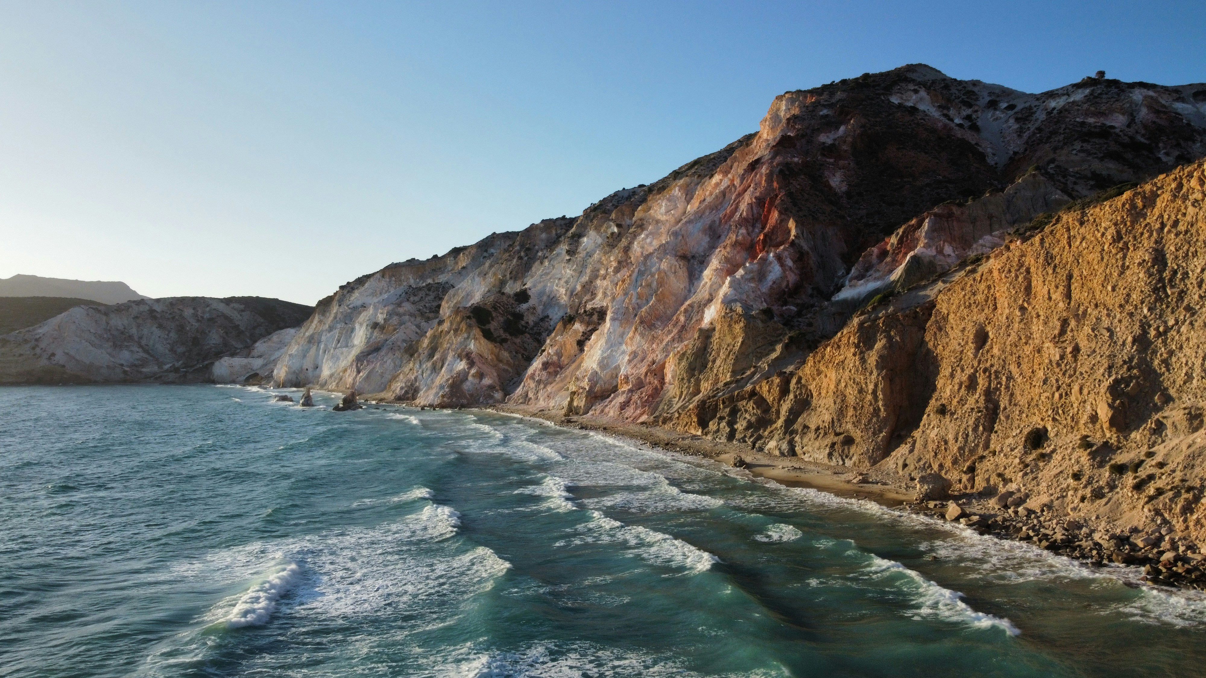 Une vue d’une falaise rocheuse à côté d’un plan d’eau photo – Photo ...