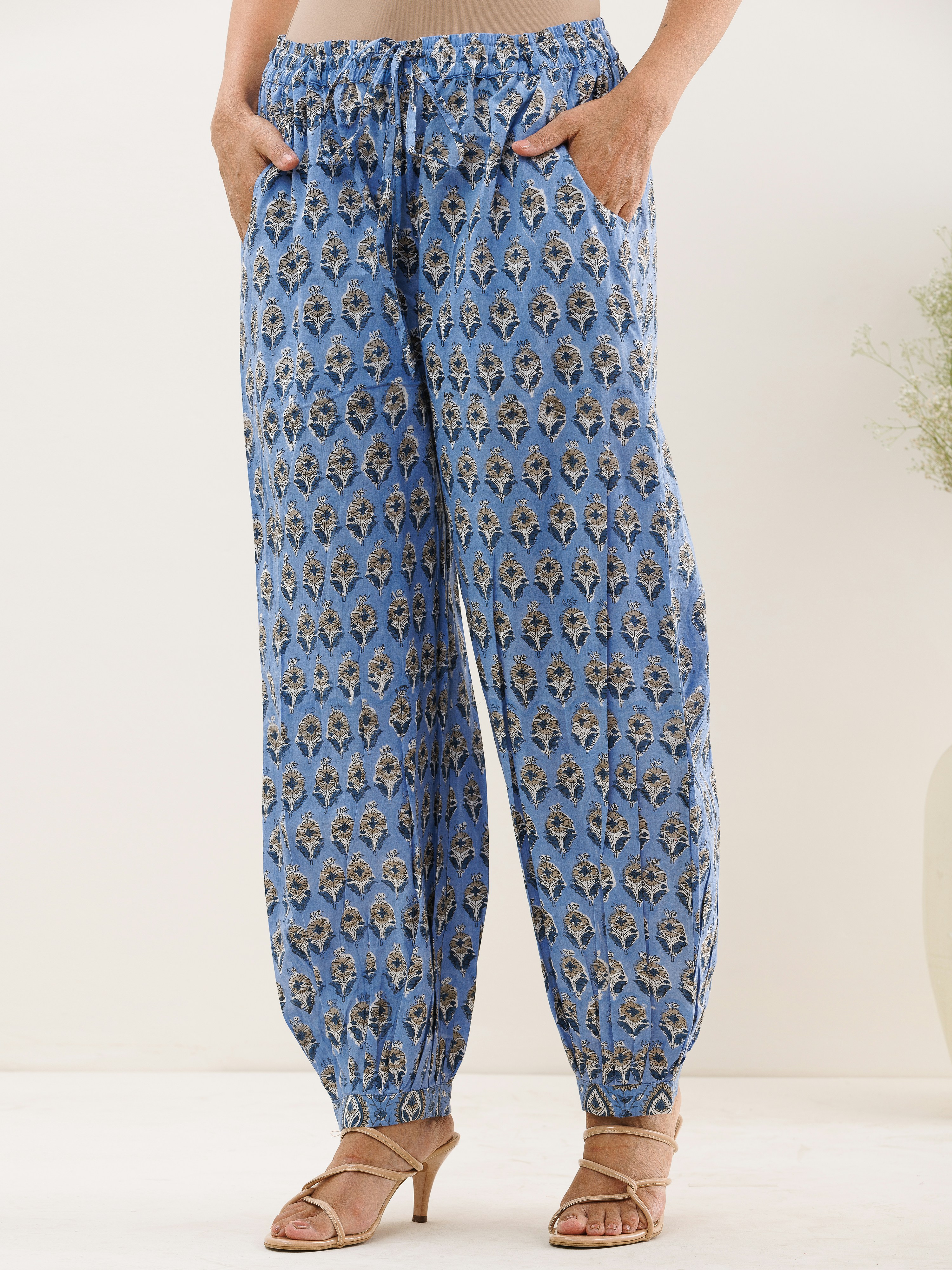 Una mujer con un par de pantalones azules estampados foto – Imagen de ...