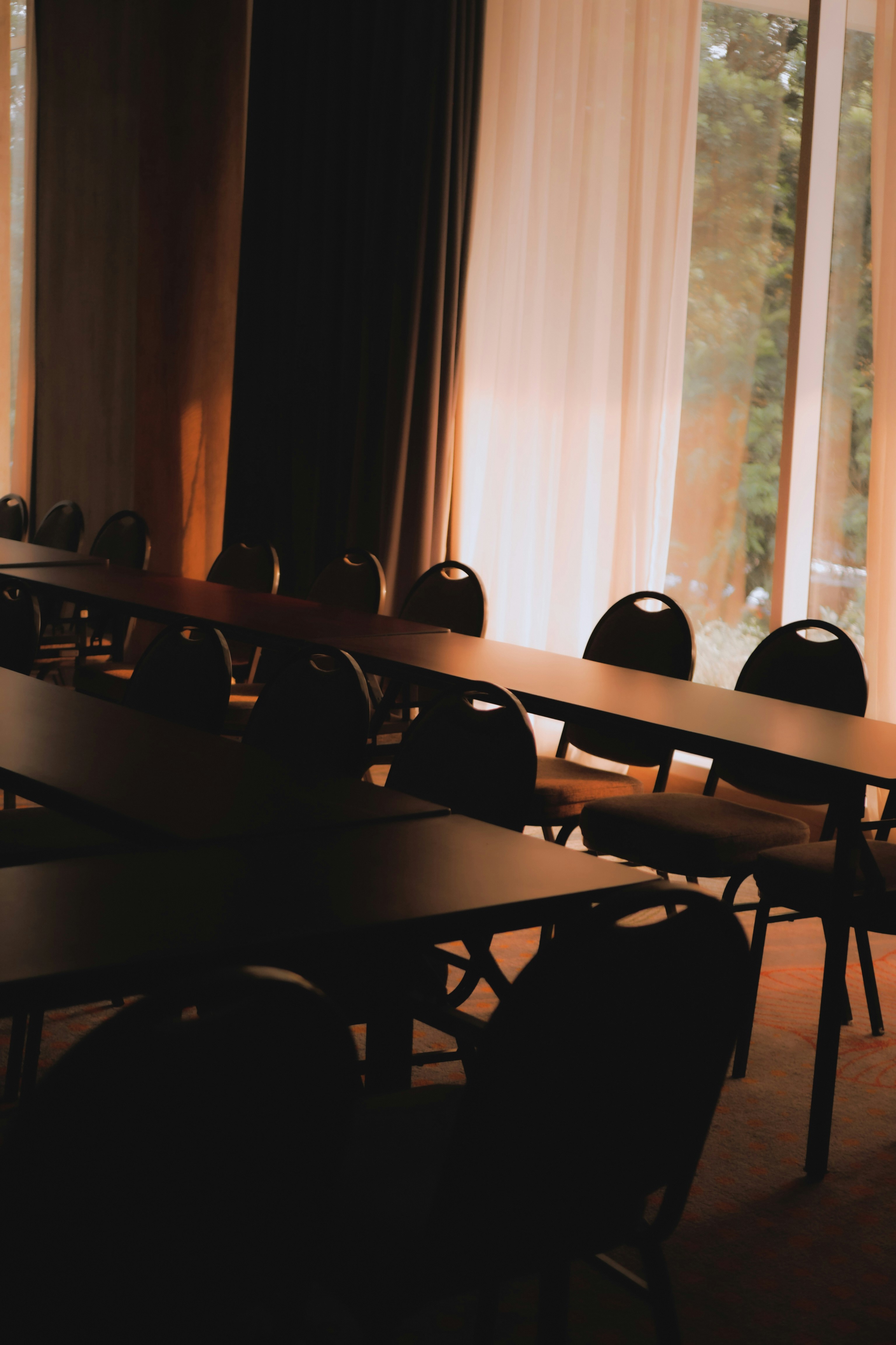 A row of empty desks in a classroom photo – Free Table Image on Unsplash
