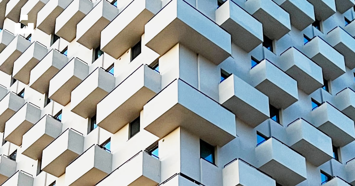 窓がたくさんある非常に高い建物の写真 Unsplashの無料ハウジング写真