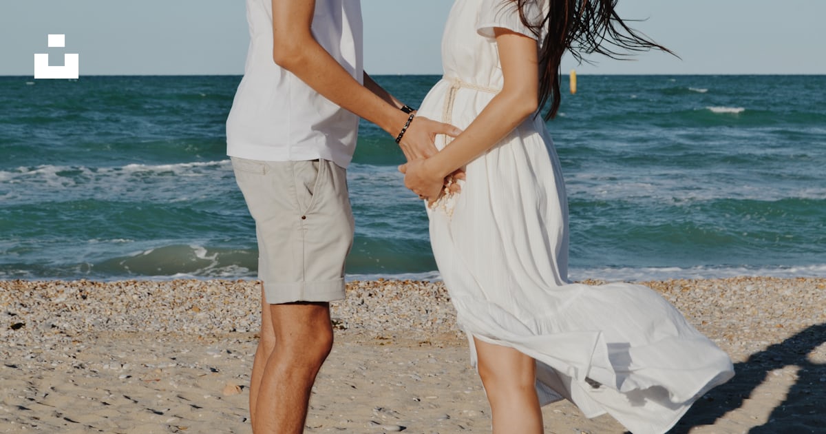바다 옆 해변에 서 있는 남자와 여자 사진 Unsplash의 무료 포르토 산텔피디오 이미지