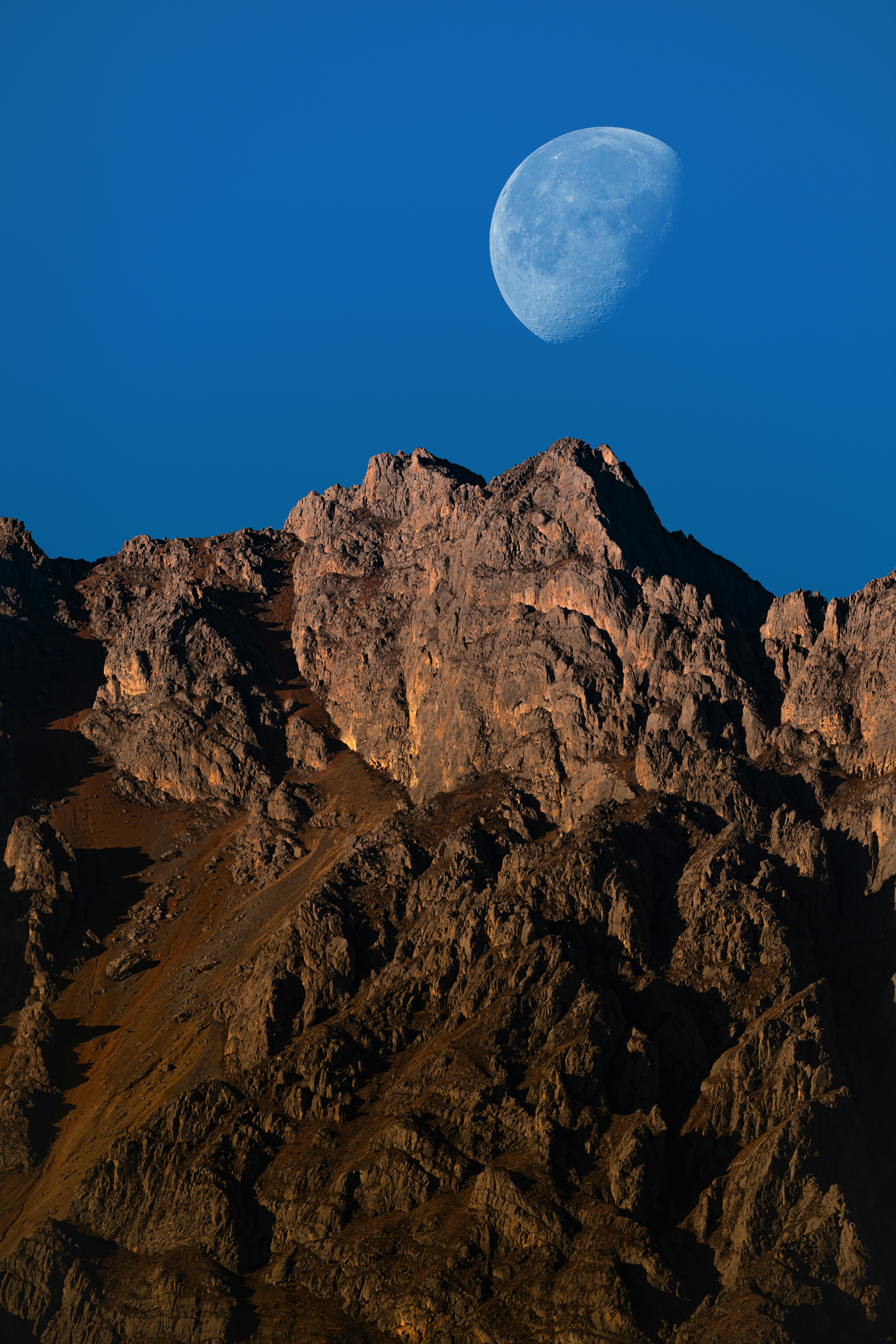 The moon is setting over a mountain range photo – Free Cielo y montaña ...
