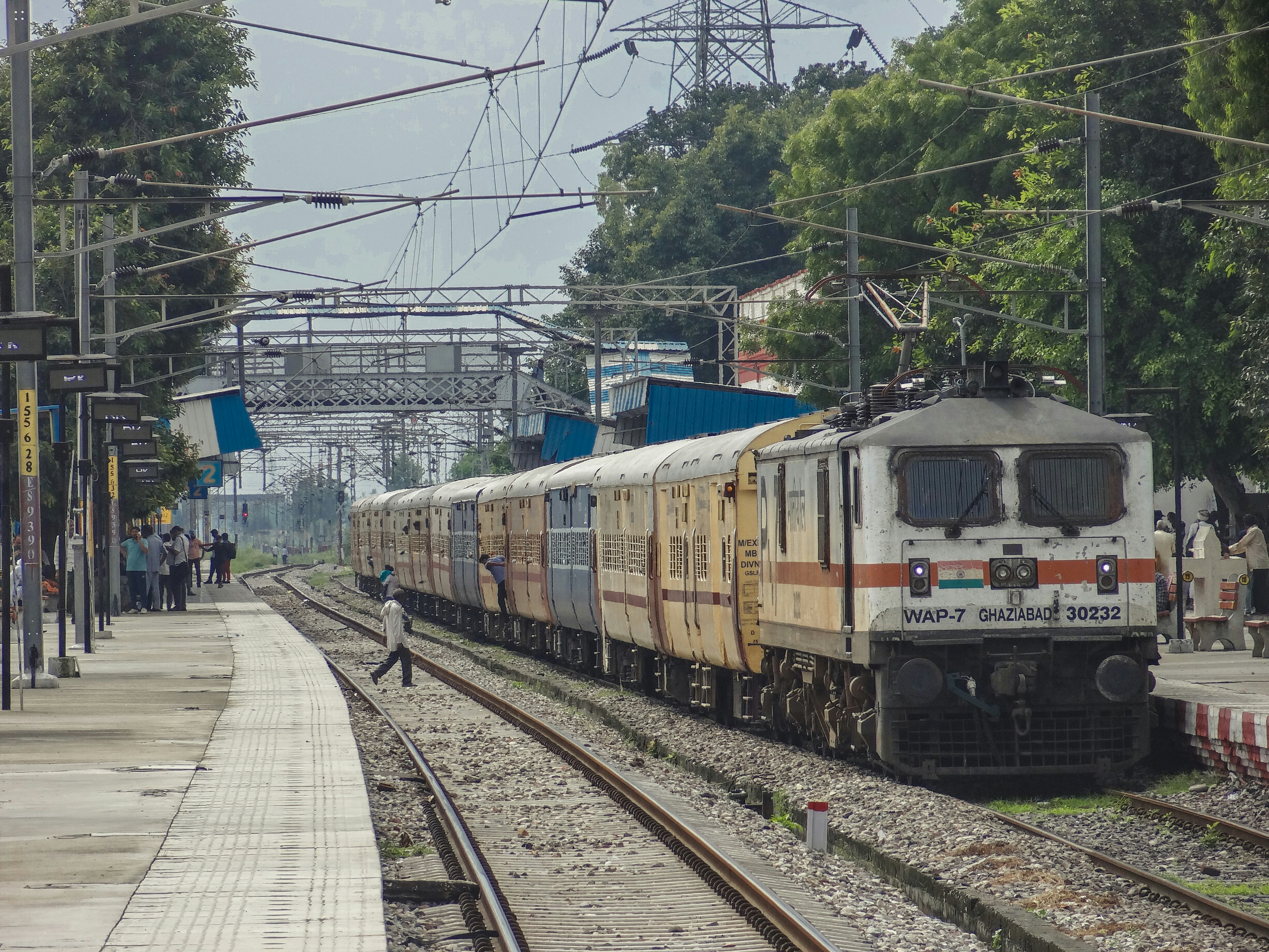 A train on a train track near a platform photo – Free Roorkee Image on ...