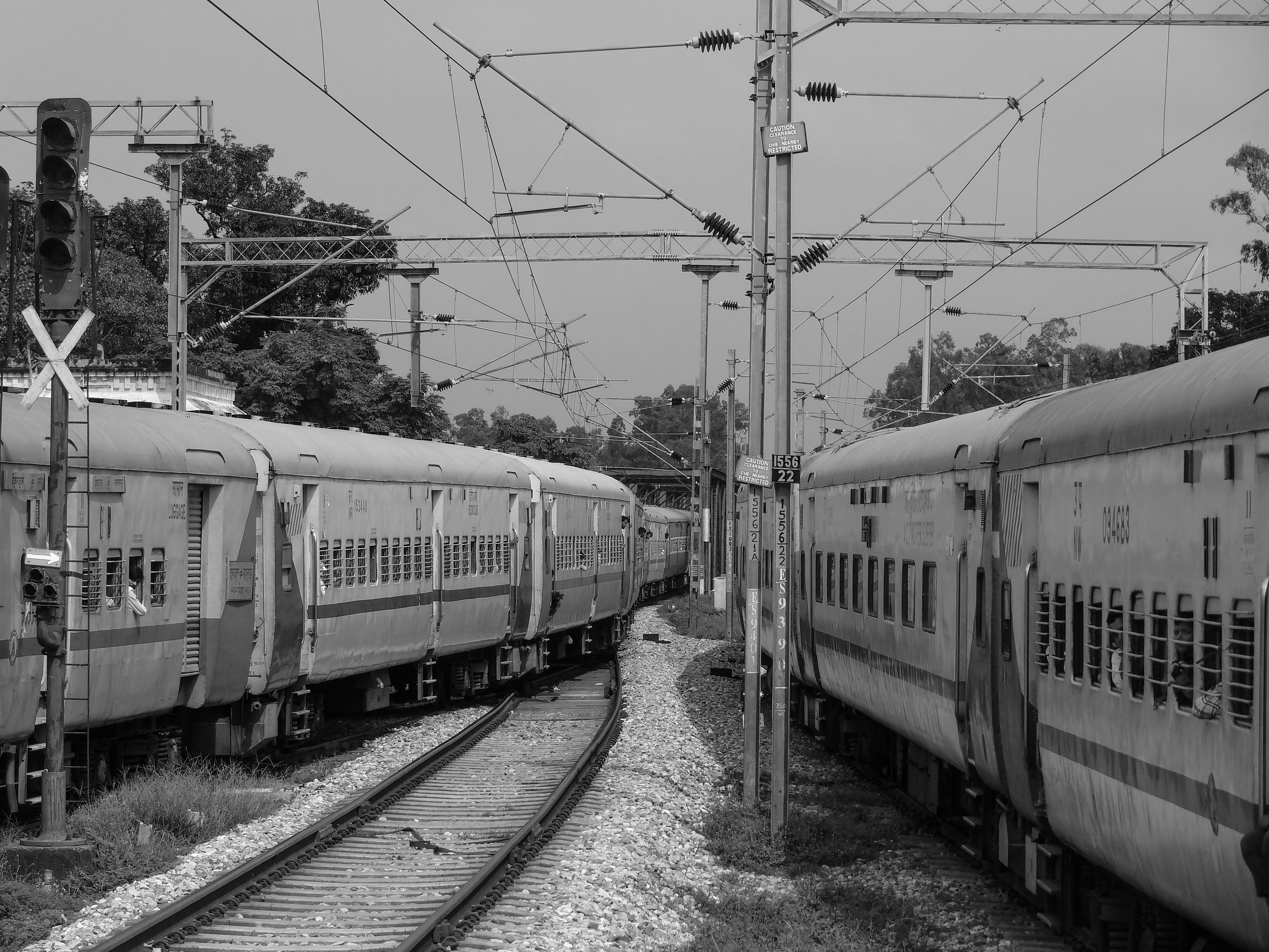 Quelques trains qui sont assis sur les voies photo – Photo Roorkee ...