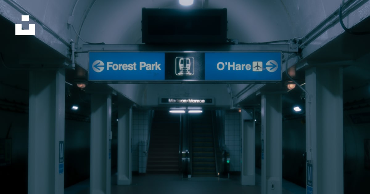 포레스트 파크forest Park라고 적힌 표지판이 있는 긴 복도 사진 Unsplash의 무료 기차 이미지