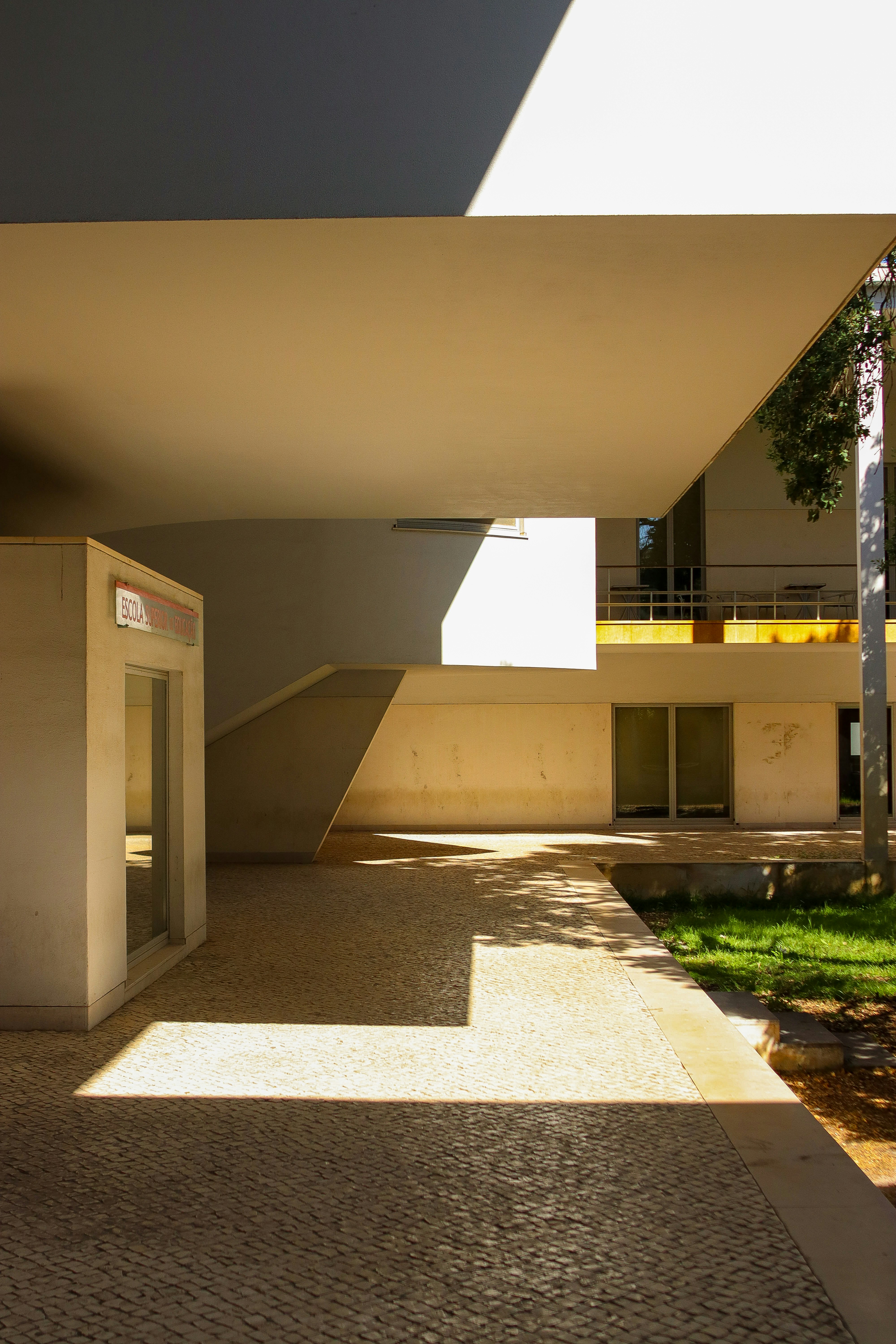 Um edifício com uma passarela entre dois edifícios foto – Imagem grátis sobre Instituto ...