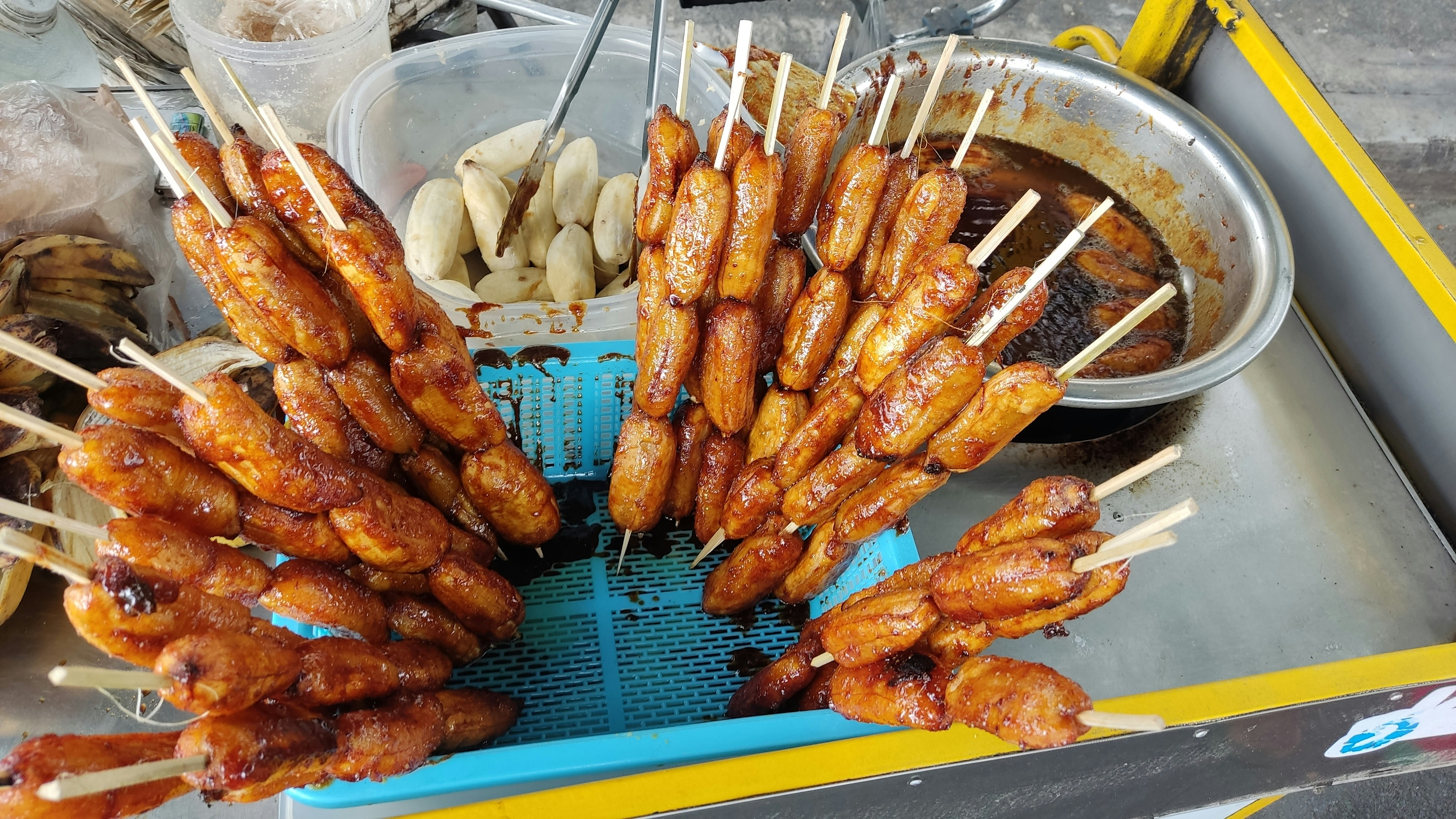 Foto Varios pinchos de comida en una bandeja azul – Imagen Alimento ...