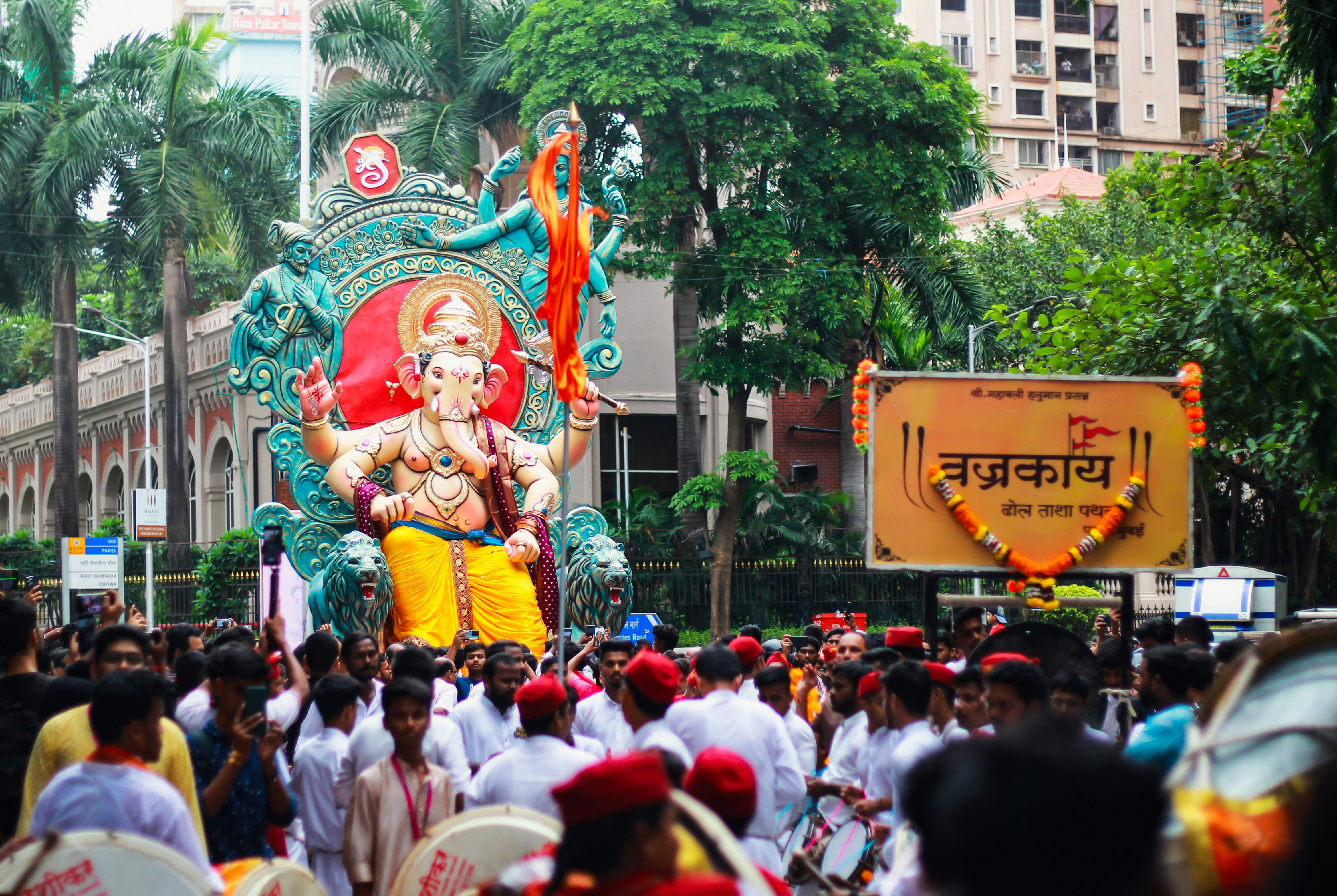 Foto Una multitud de personas caminando por una calle junto a una ...