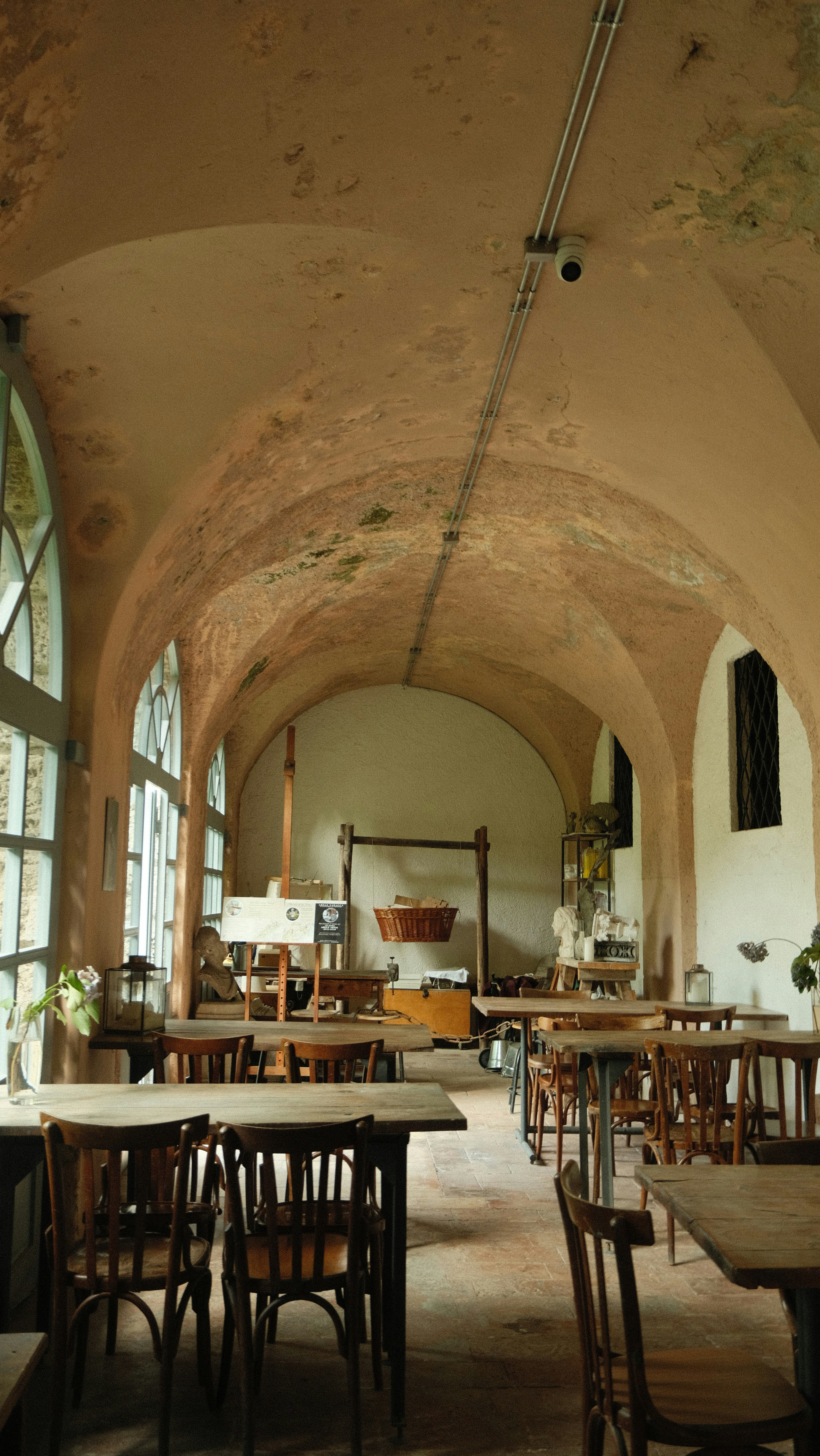 A room filled with lots of tables and chairs photo – Free Building ...