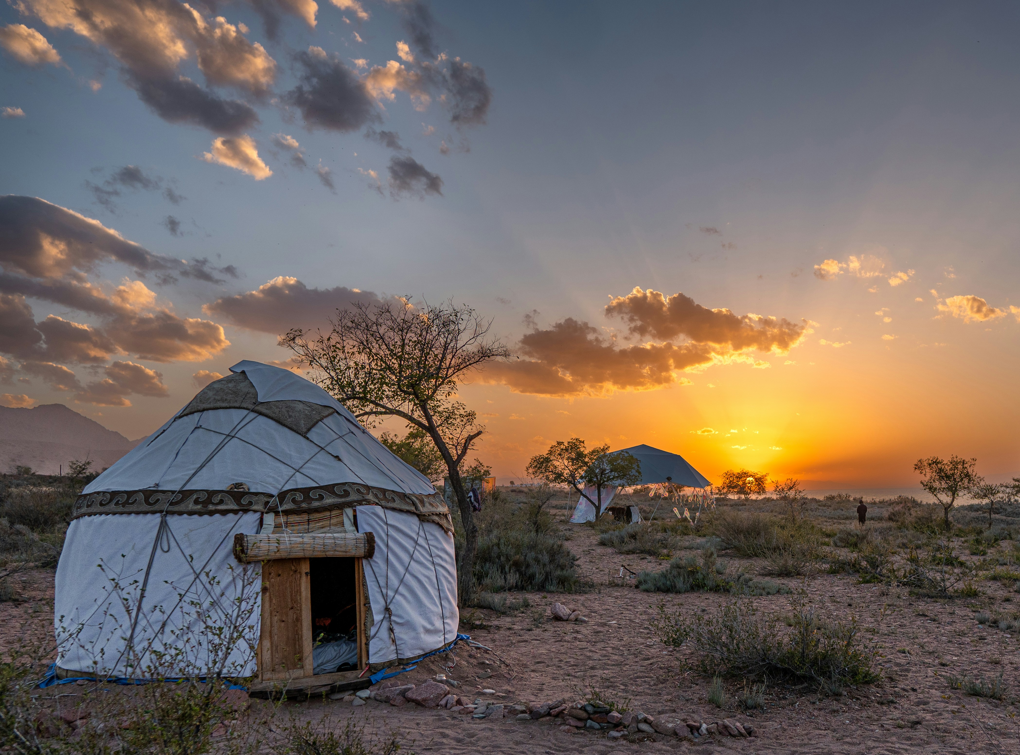 A yurt sitting in the middle of a desert photo – Free Kyrgyzstan Image ...