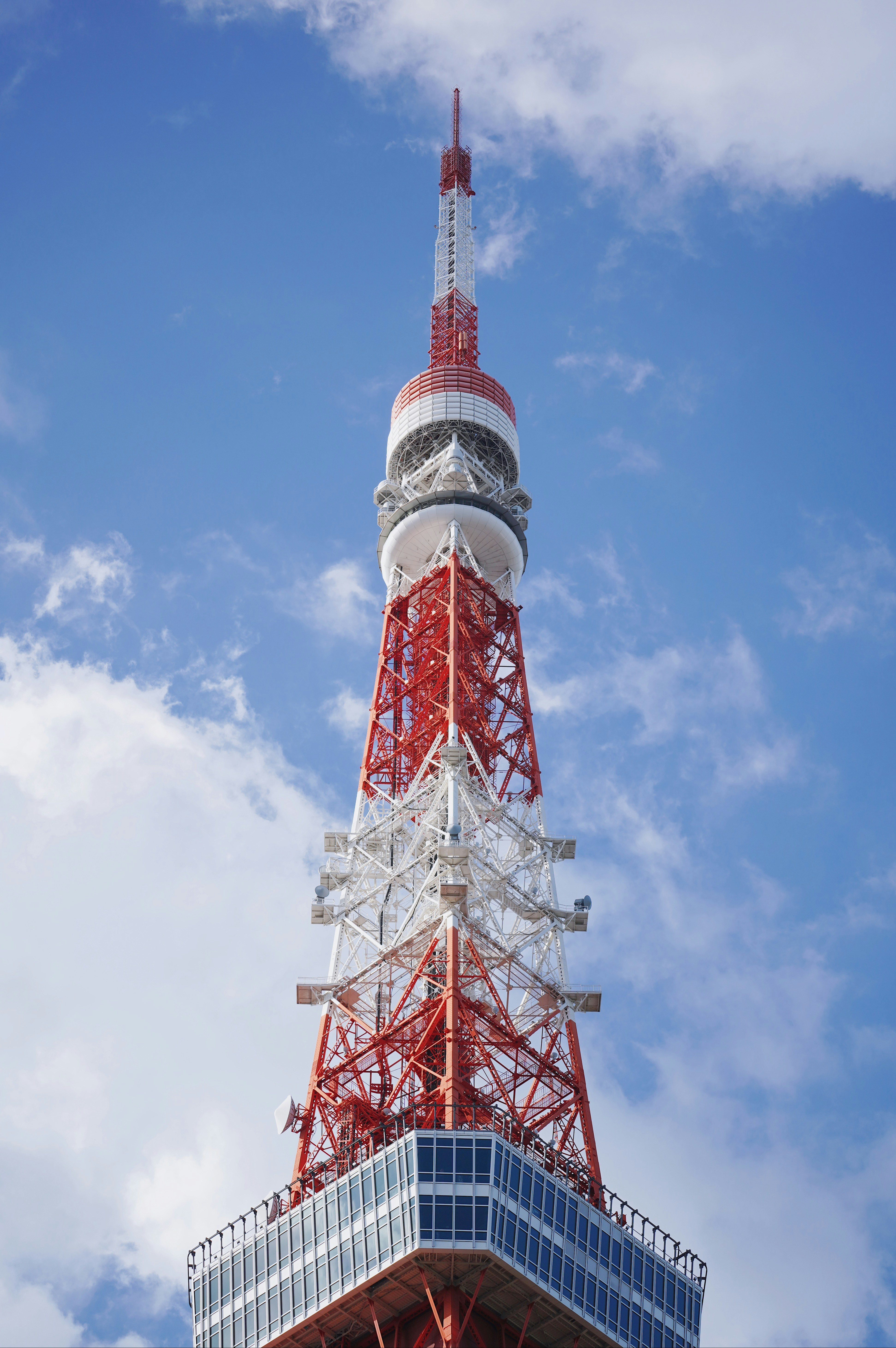 A very tall red and white tower with a sky background photo – Free ...