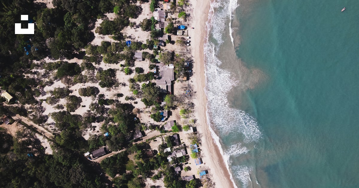 Une vue plongeante sur une plage et un océan photo – Photo Brésil ... Une vue plongeante sur une plage et un océan photo – Photo Brésil ...