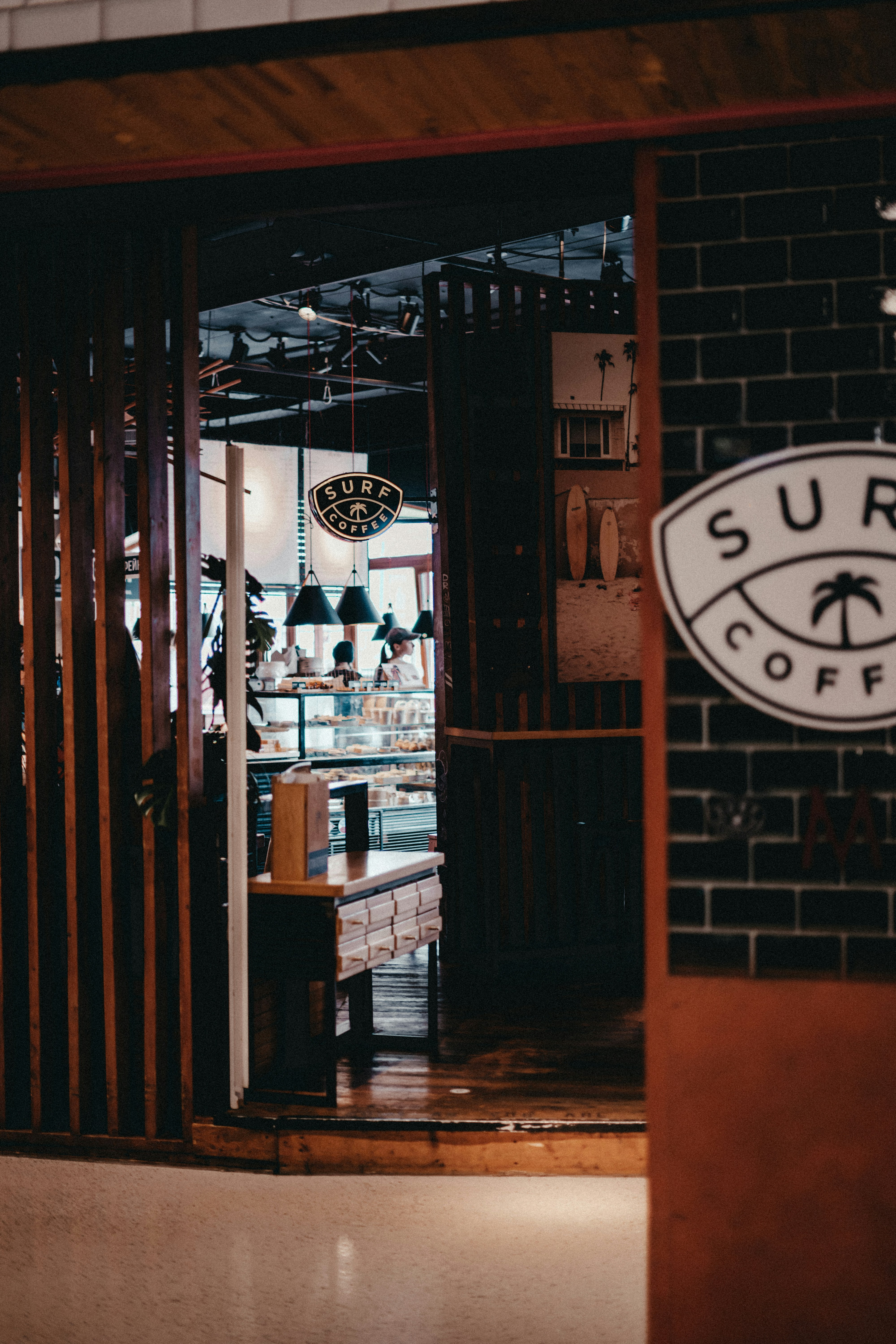 Quiet Café Entrance: A Surf Coffee Moment Hidden in Plain Sight