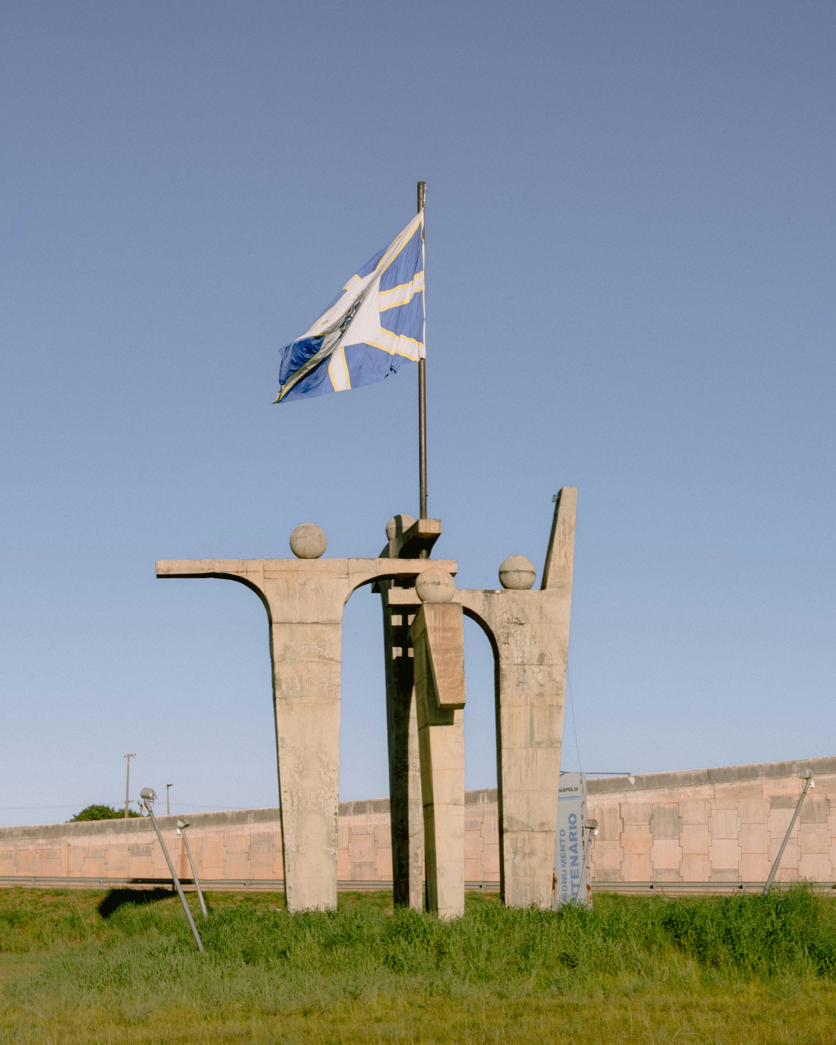 Saltire Over the Stone Arches: A Quiet Scottish Monument Under a Clear Sky